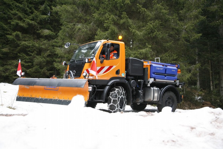 Rassegna sui servizi per la viabilità invernale: L'Unimog U 20 Mercedes ...