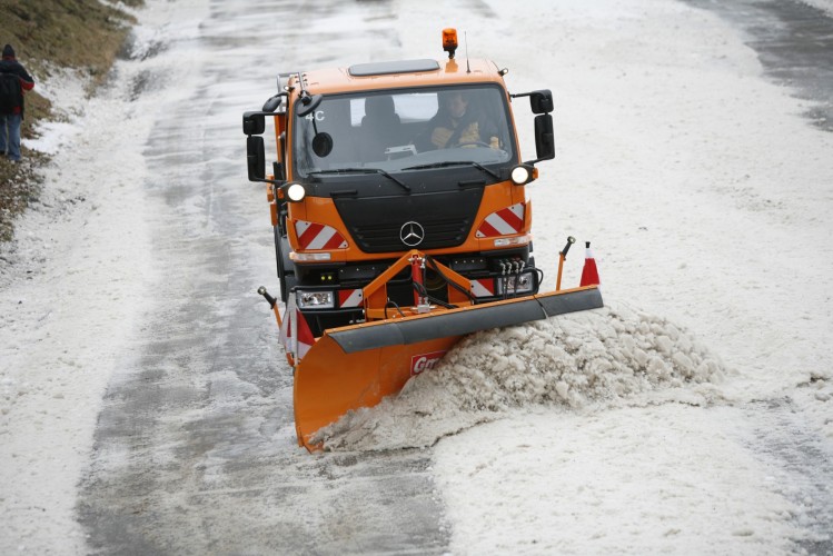 Rassegna sui servizi per la viabilità invernale: L'Unimog U 20 Mercedes ...