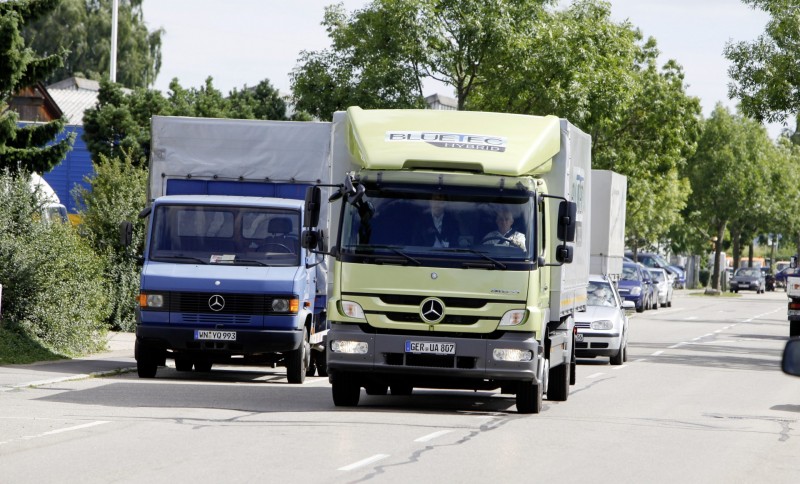 Dieci Mercedes-Benz Atego Hybrid consegnati a Deutsche Post DHL
