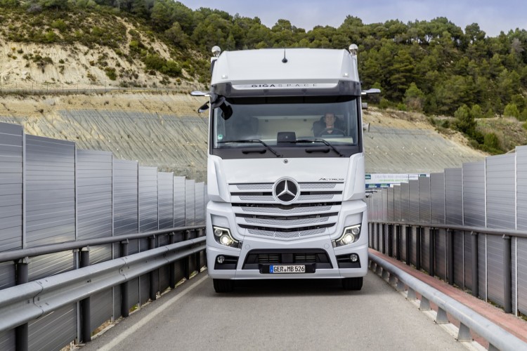 Nuovo Actros: gli altri parlano uno solo passa ai fatti
