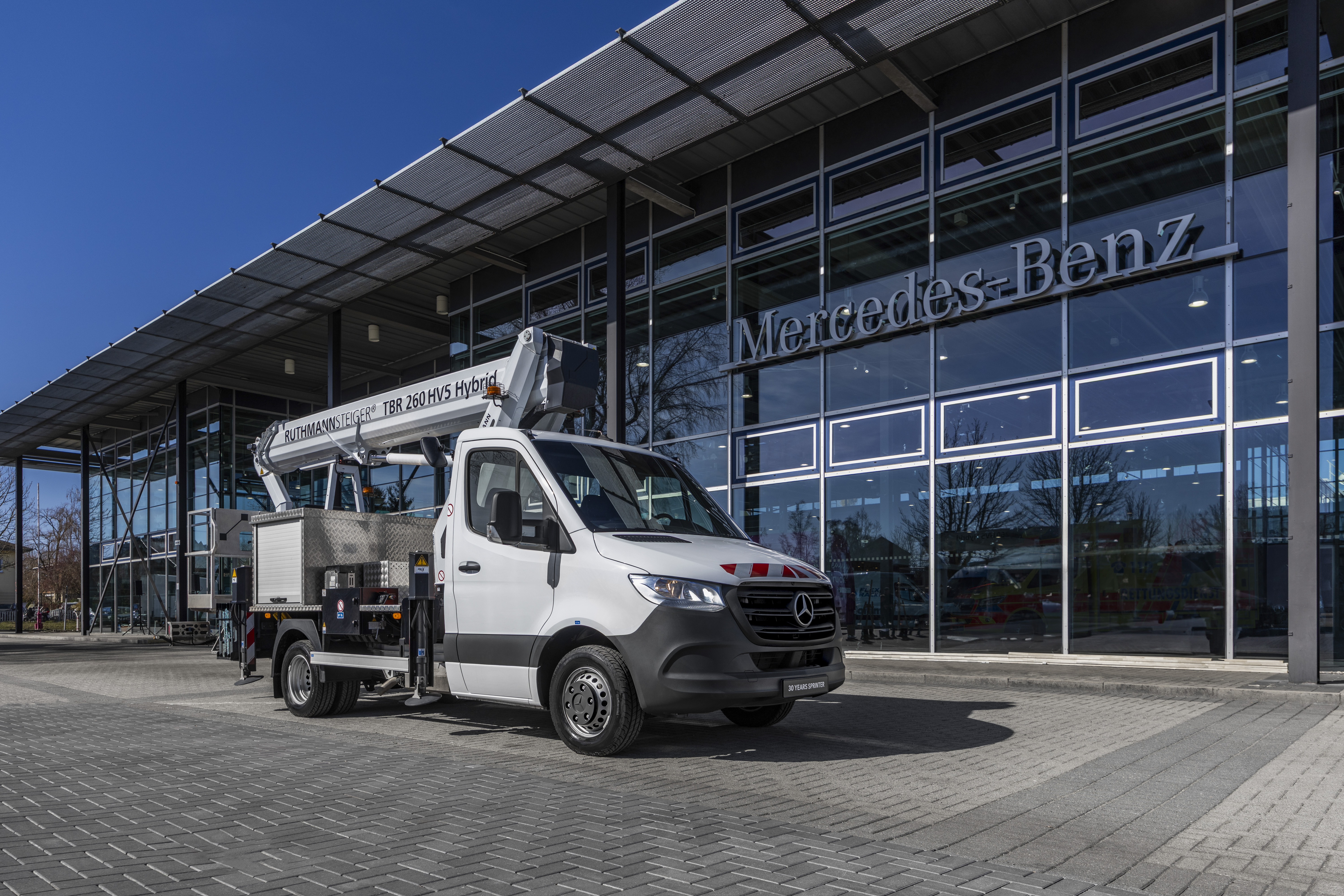 Mercedes-Benz Vans festeggia i 30 anni dello Sprinter e tiene il mondo ...