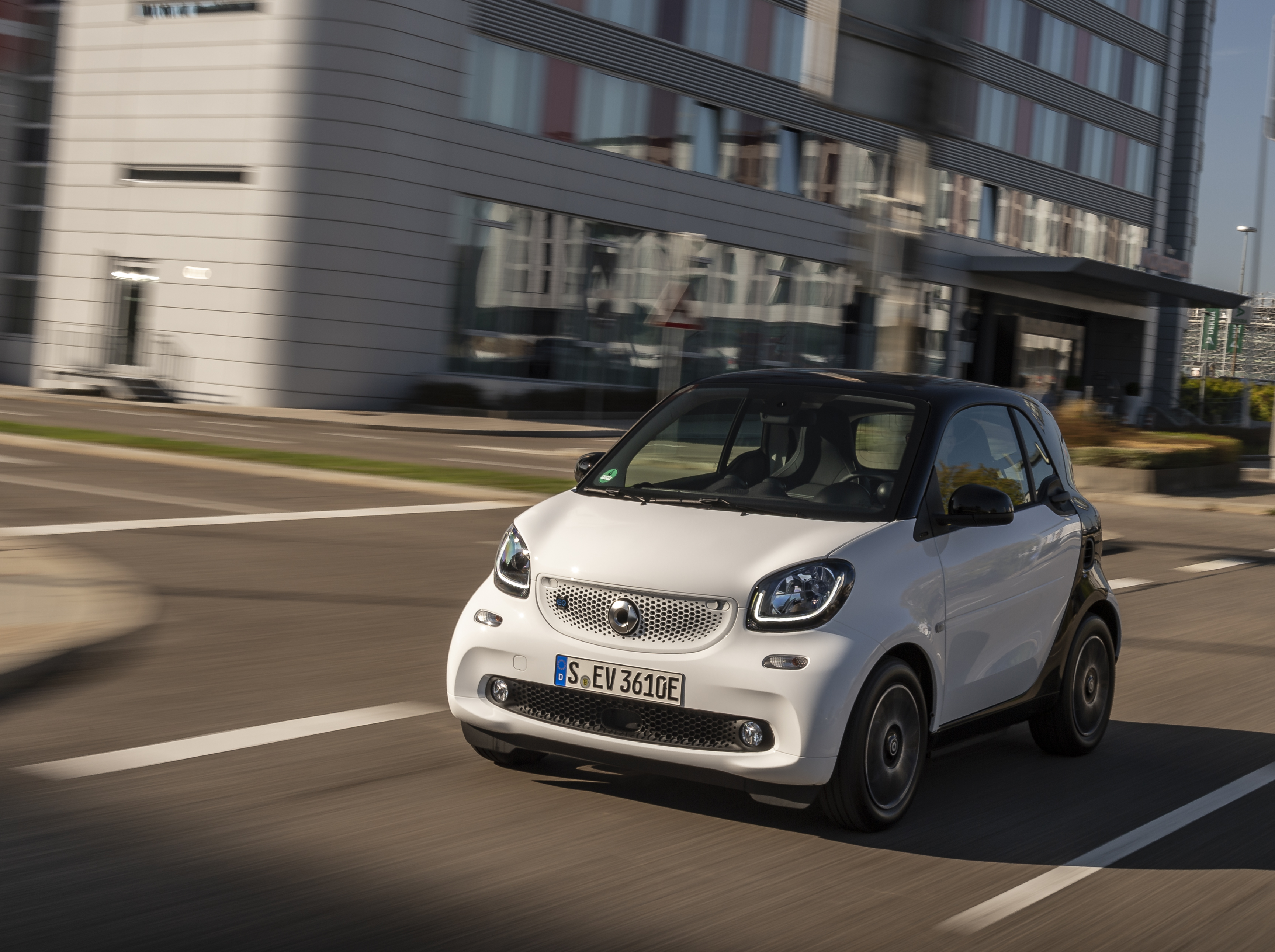 Con smart EQ fortwo e forfour alla conquista della Motor Valley
