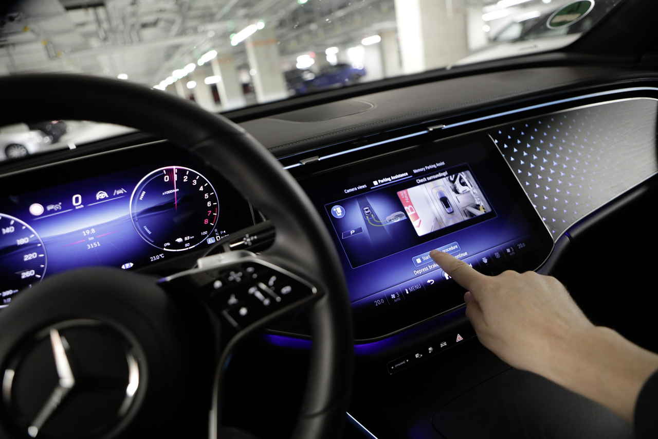 Mercedes-Benz améliore le stationnement automatique