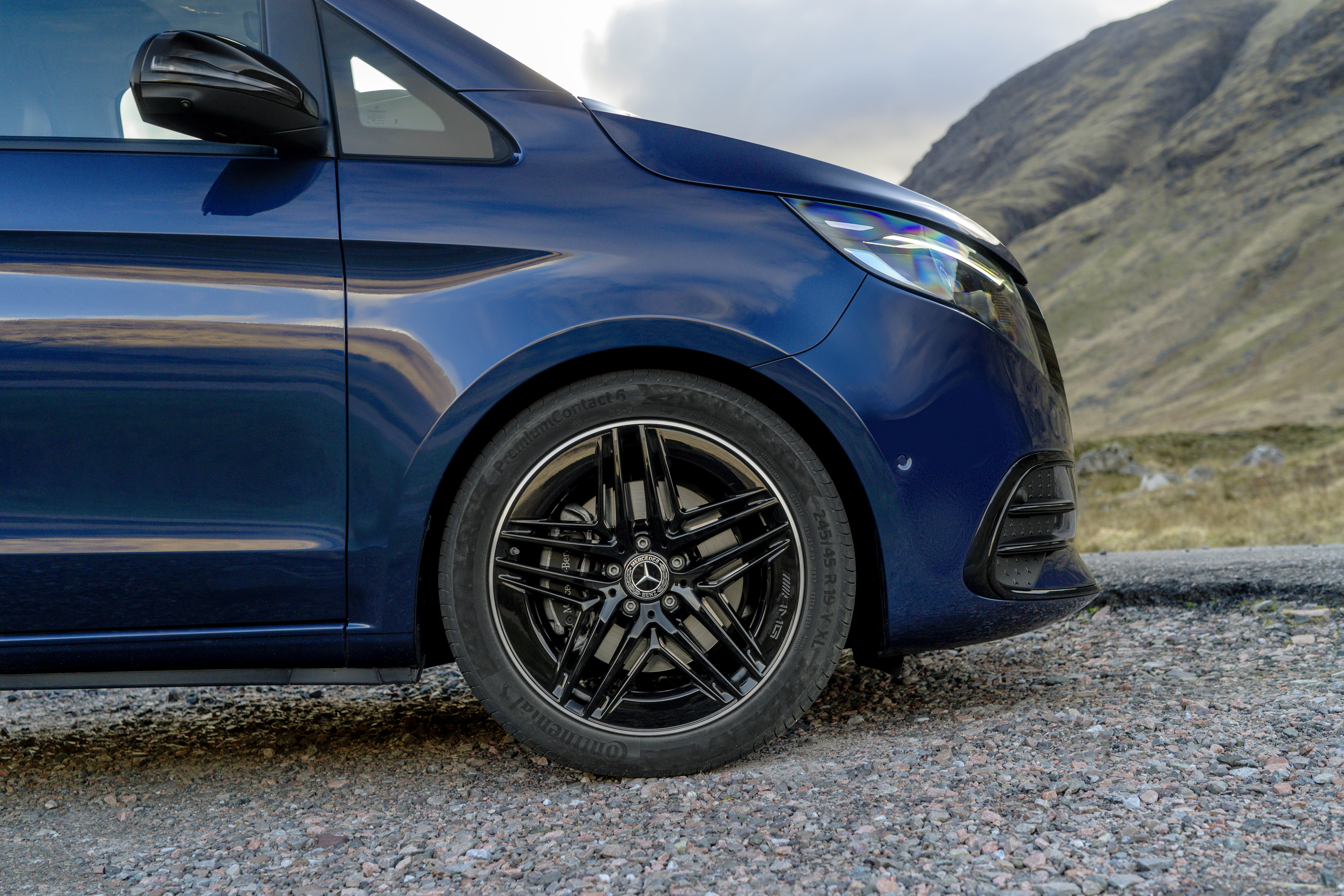 Des peintures inspirées des pierres précieuses