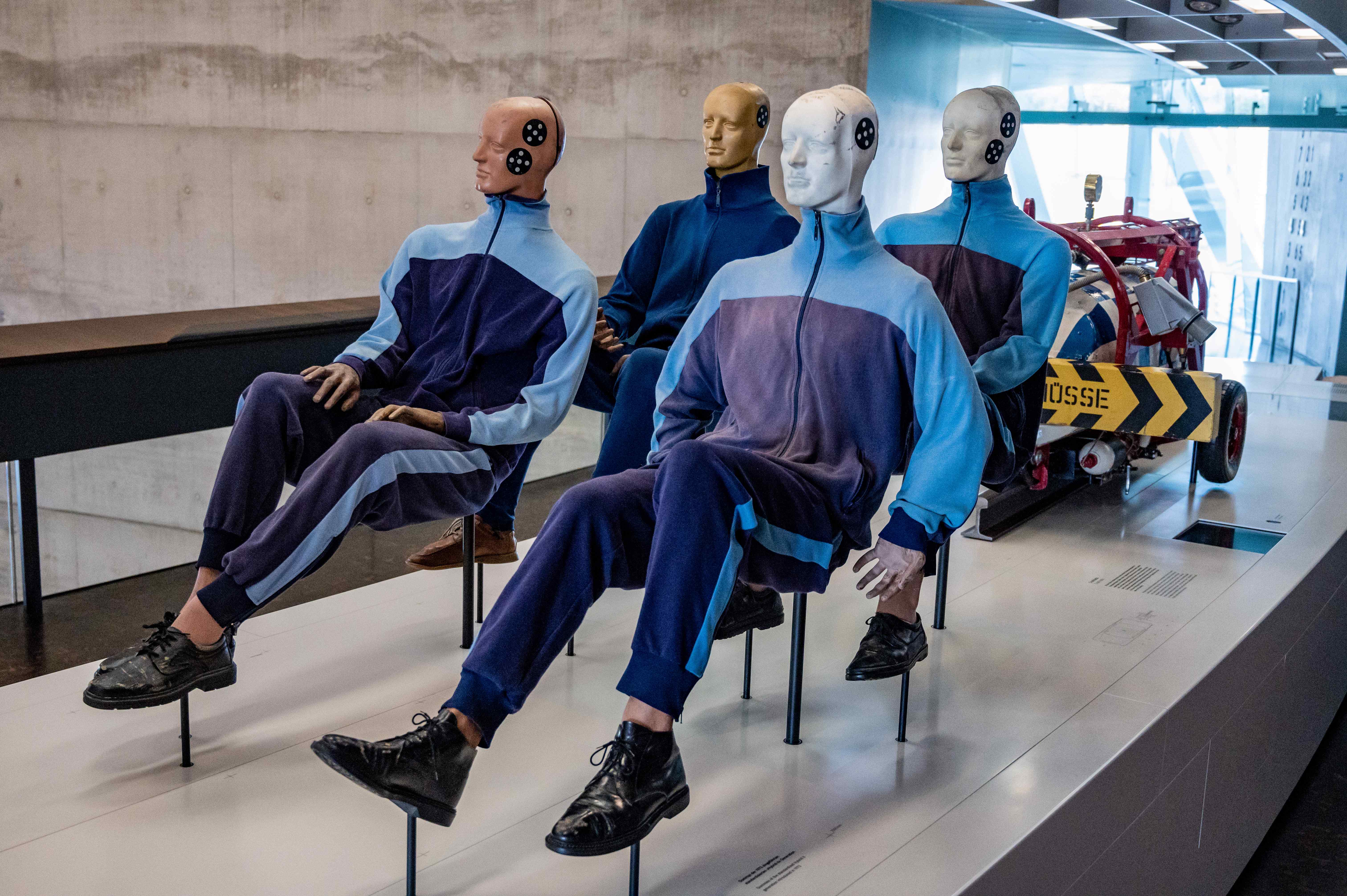 Les mannequins de crash test s'exposent au Musée Mercedes-Benz
