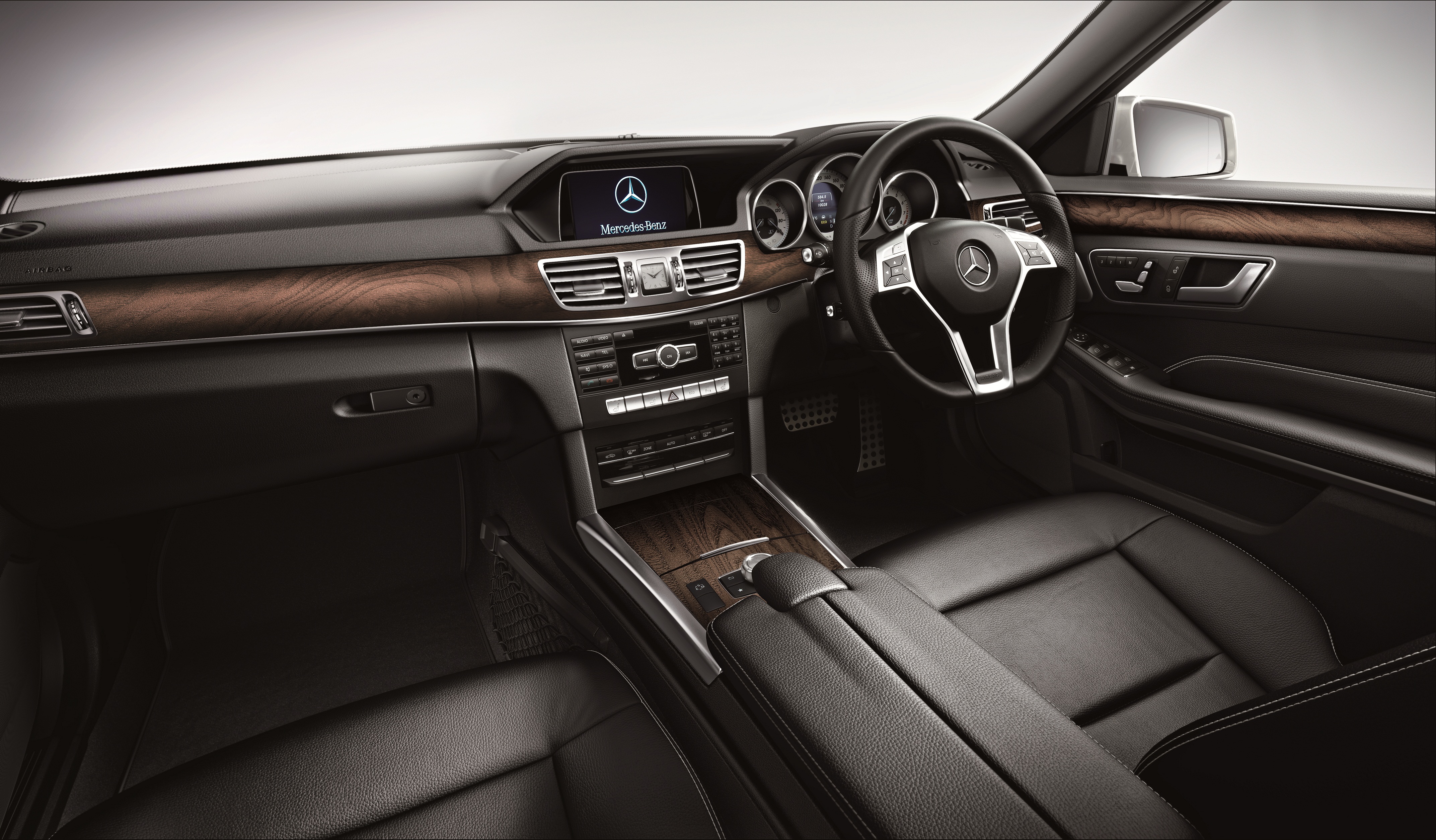 E 250 AVANTGARDE 1st Anniversary Editionを限定発売