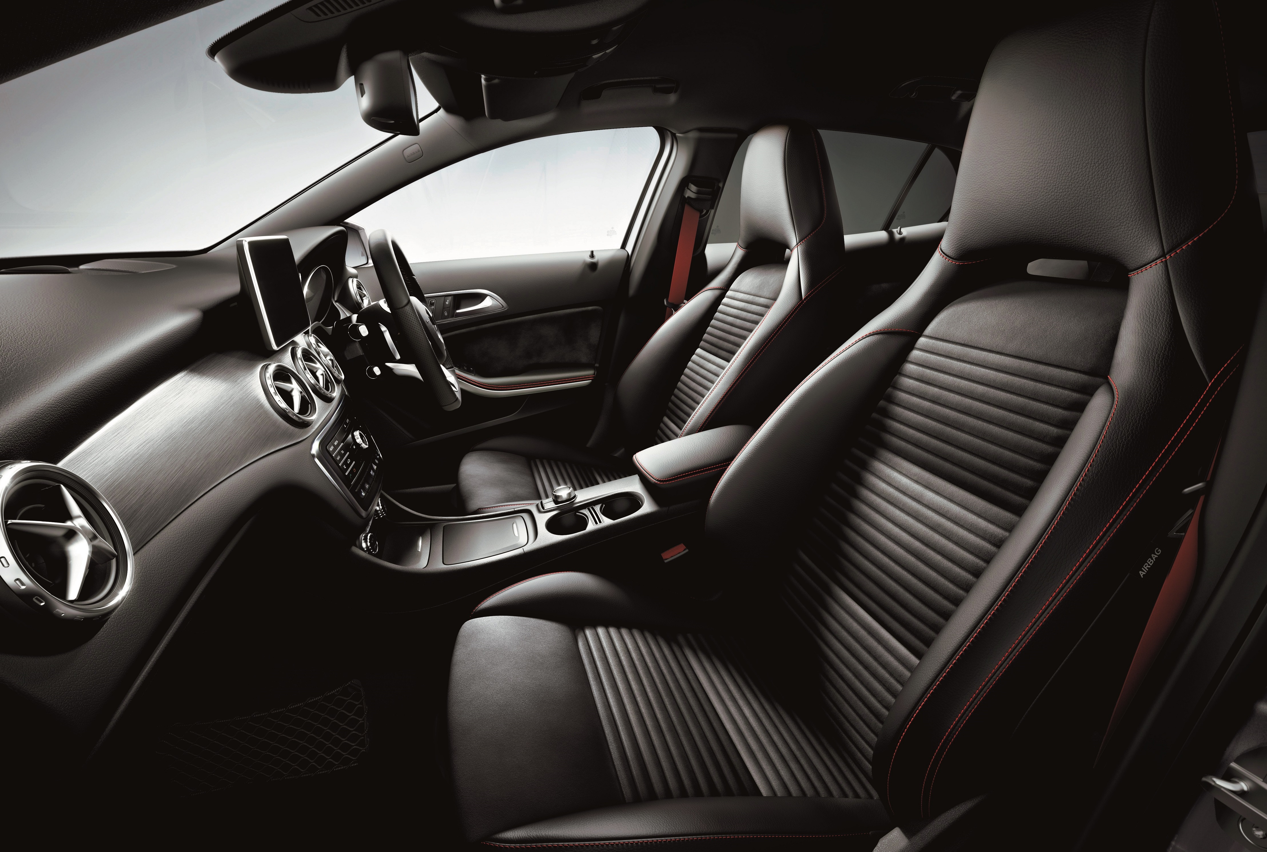 「GLA 180 Sports White & Black Edition」を発売