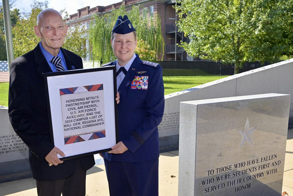 National Commander Visits Middle Tennessee State