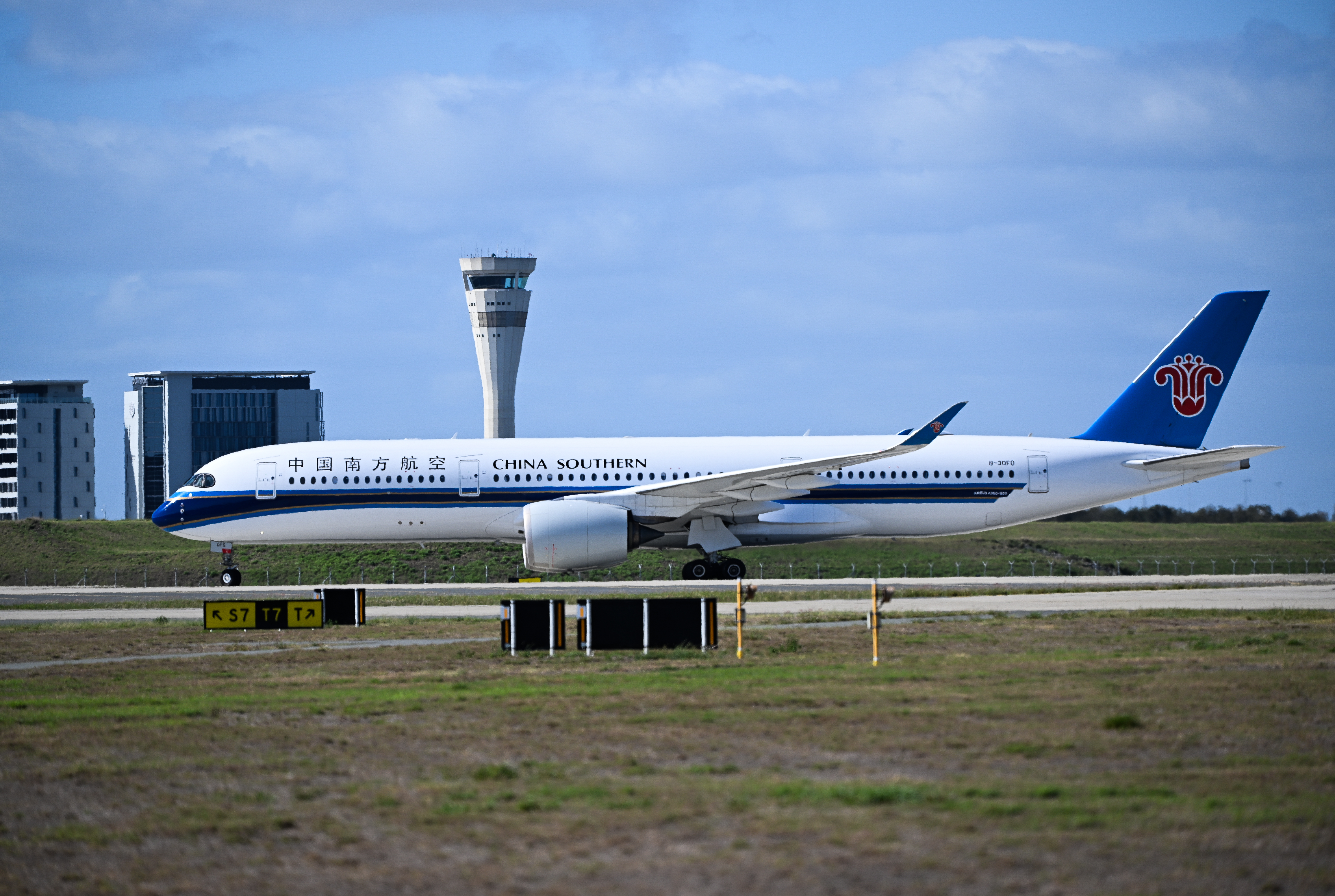 China’s largest airline returns to Queensland