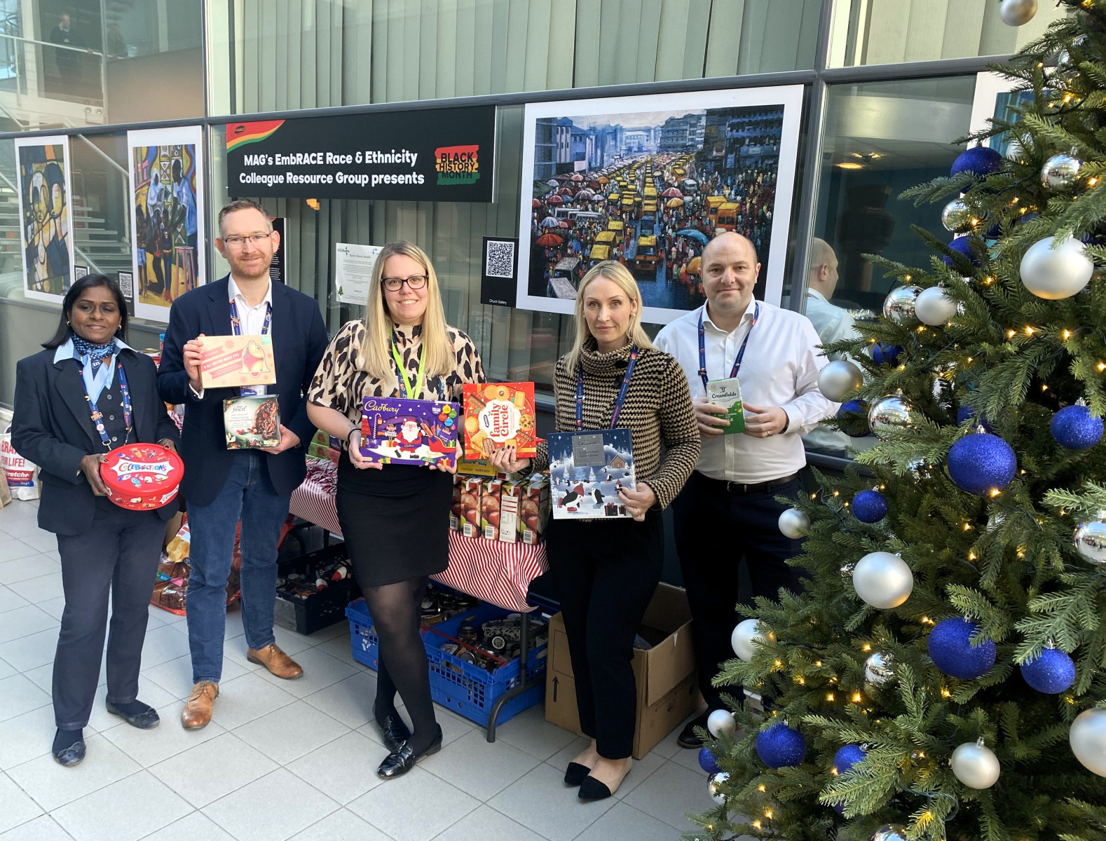 Volunteers spread Christmas cheer