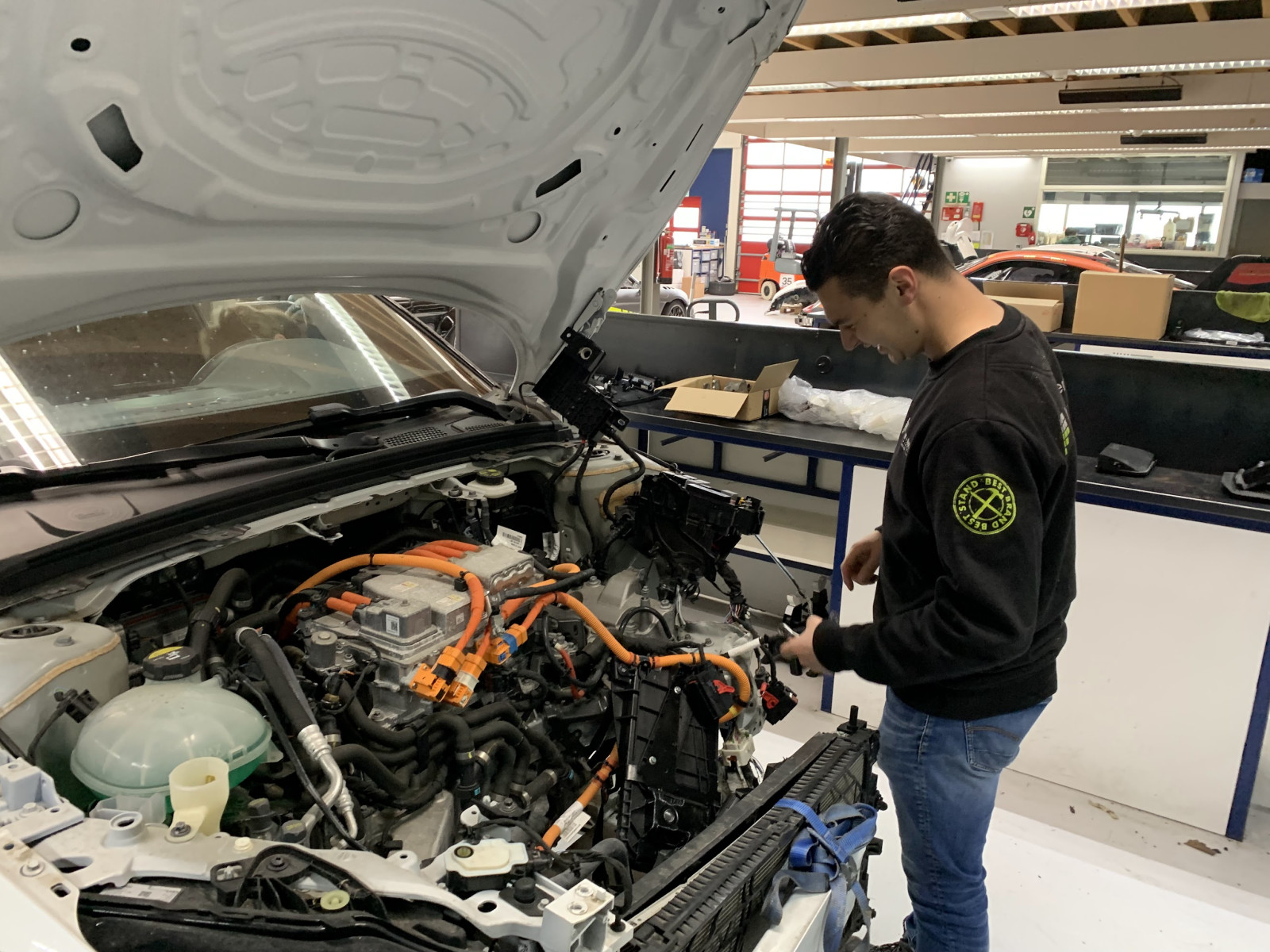 Je auto als 'stopcontact' voor je frituurpan: het kan!