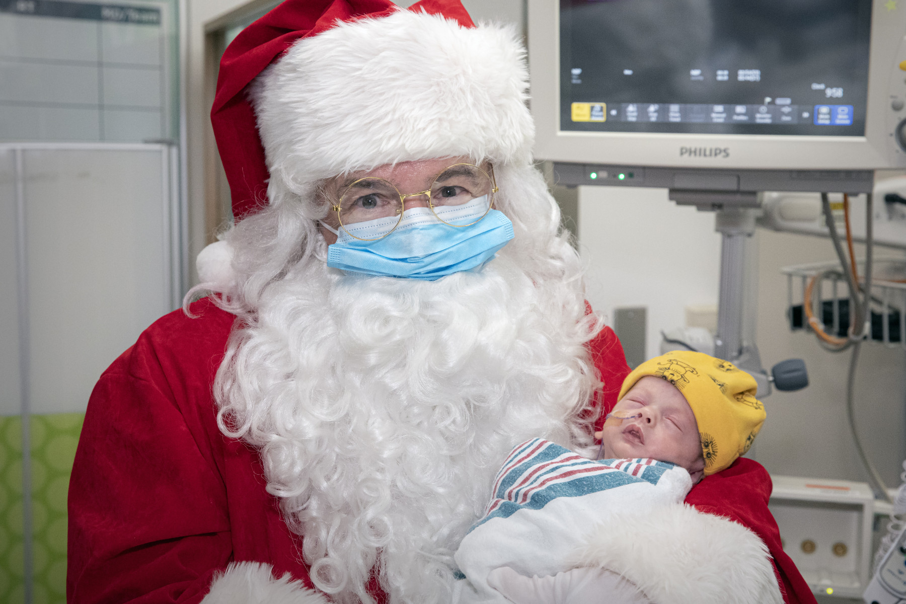 Santa’s Sleigh Makes Special Stop to See Cedars-Sinai Patients