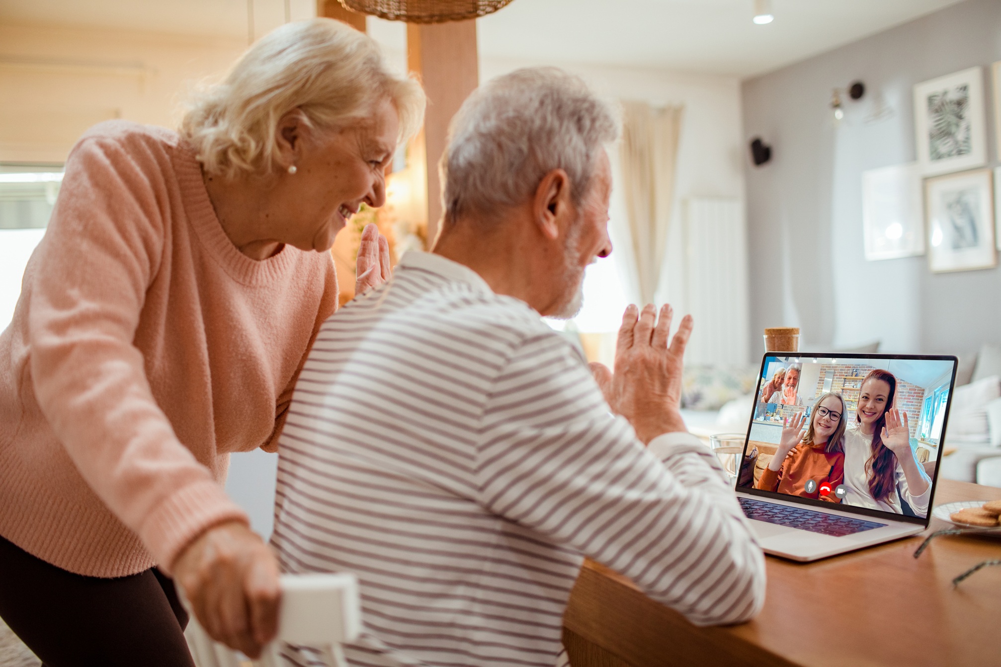 Socializing alone: The downside of communication technology