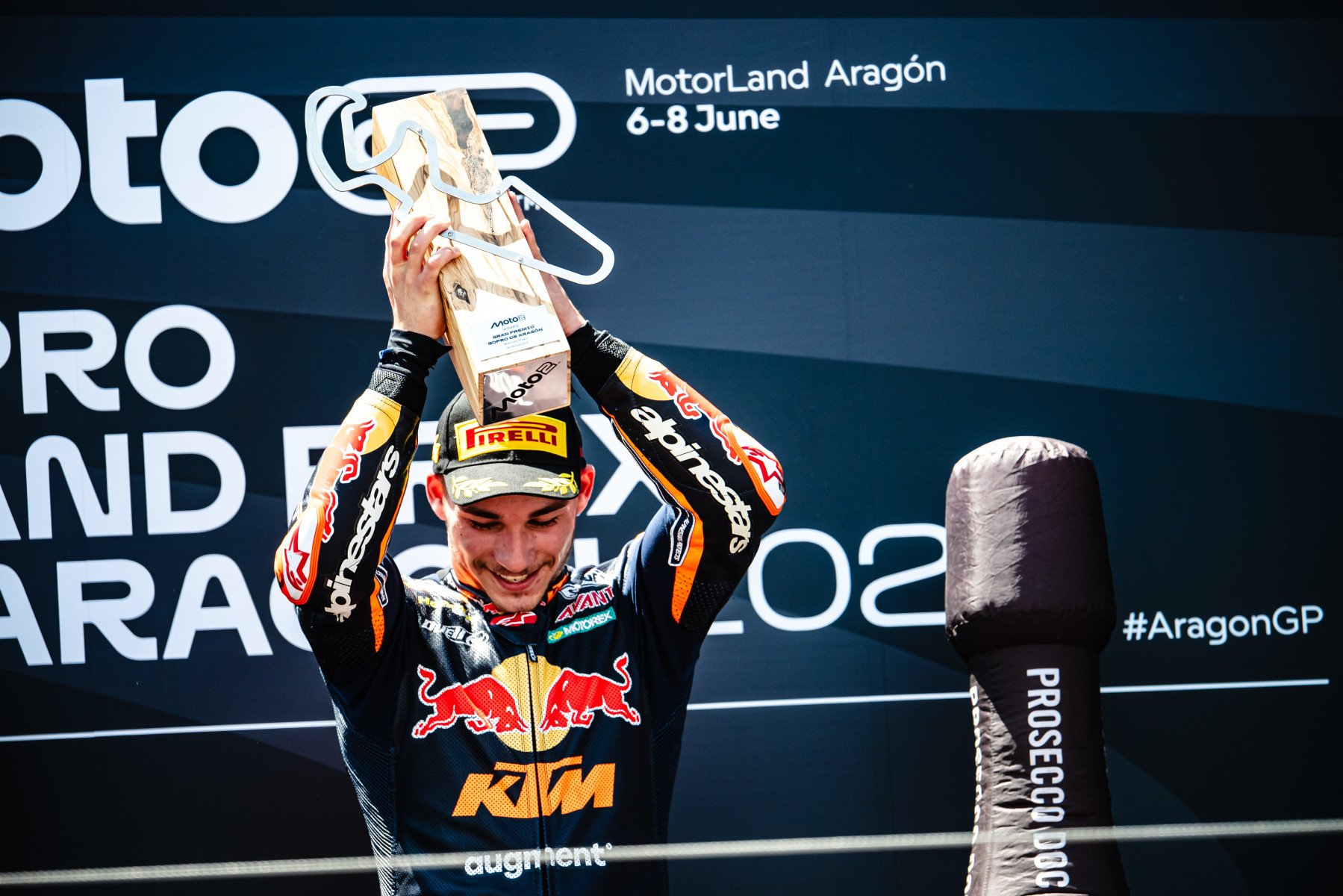 Oncu vince in Moto2™ con nuova soft Pirelli; successo di Muñoz in Moto3™