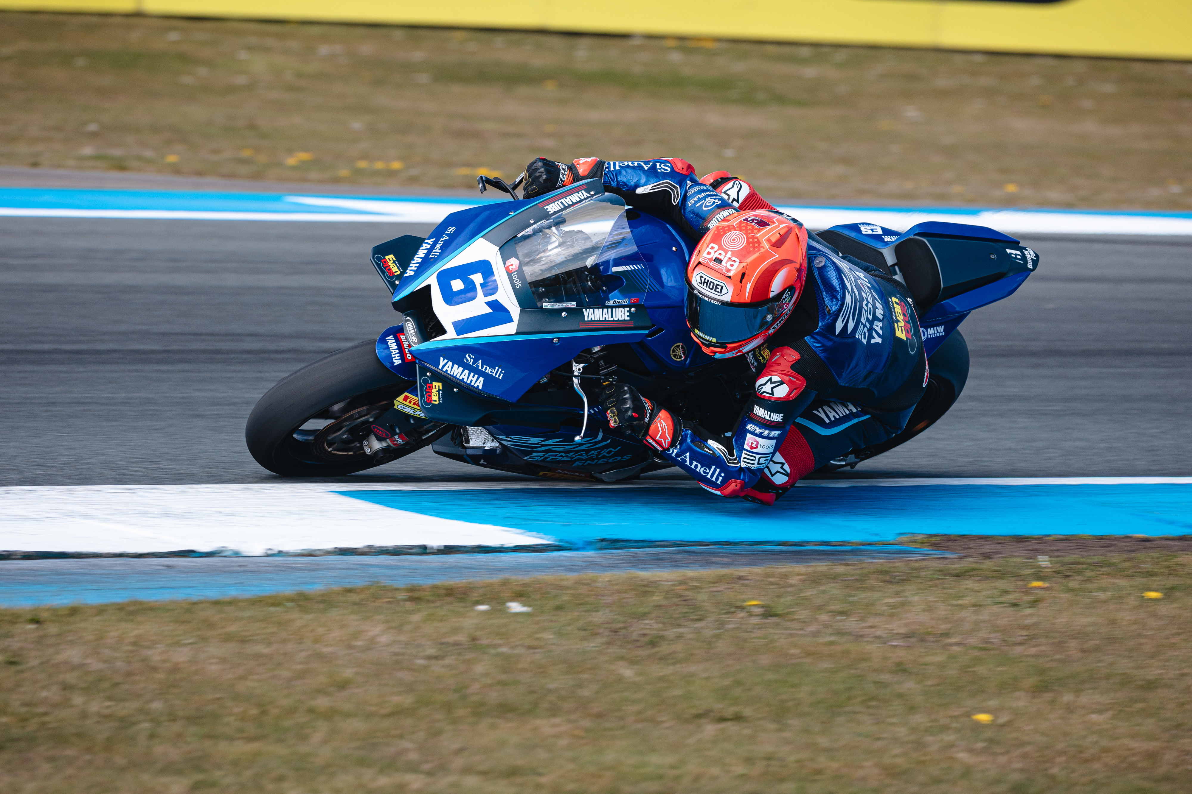 Locatelli wins his first WorldSBK race with the new Pirelli supersoft tyre