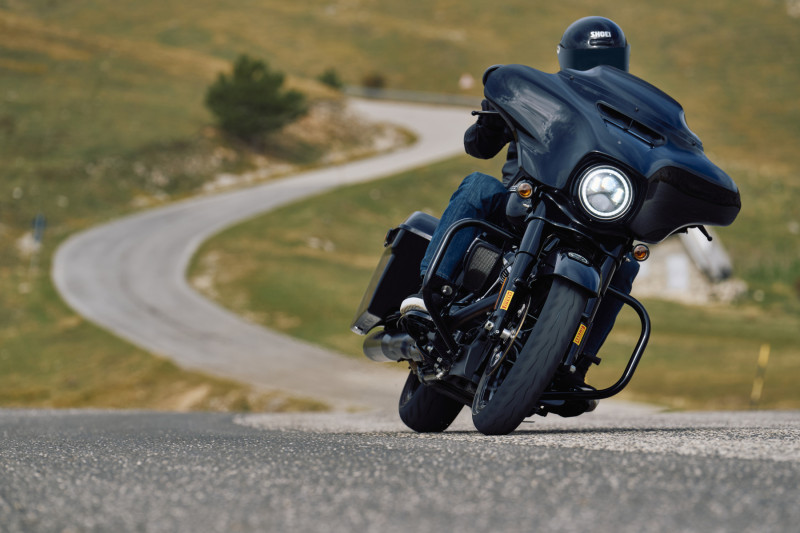 Pirelli unveils two new motorcycle tyres for 2025: DIABLO POWERCRUISER ...