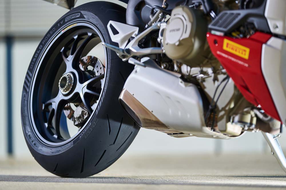 PIRELLI UNVEILS THE NEW DIABLO ROSSO IV CORSA