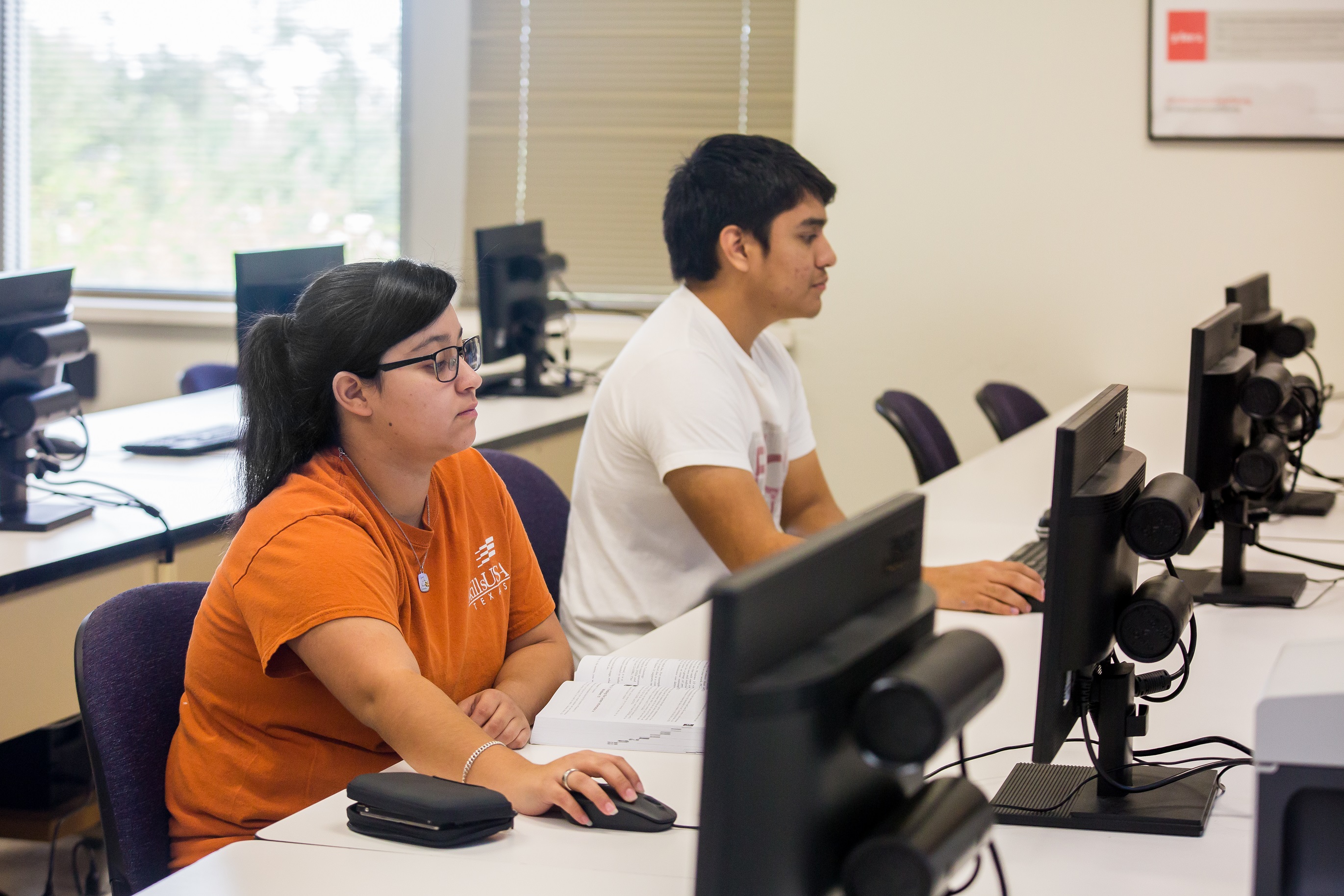 STC students practice on Virtual Machine technology used by leading ...