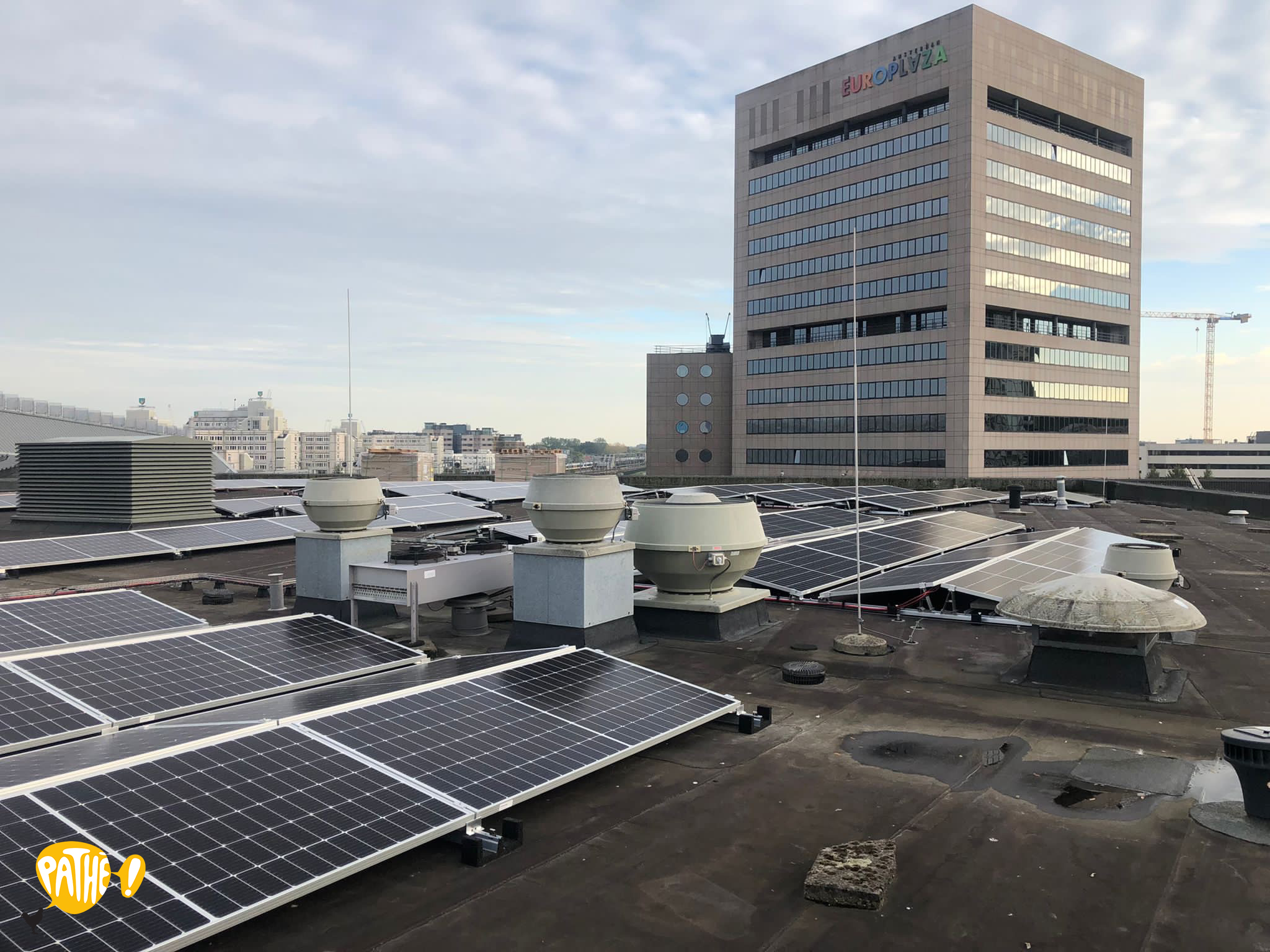 Pathé plaatst 282 zonnepanelen op dak van Pathé Arena