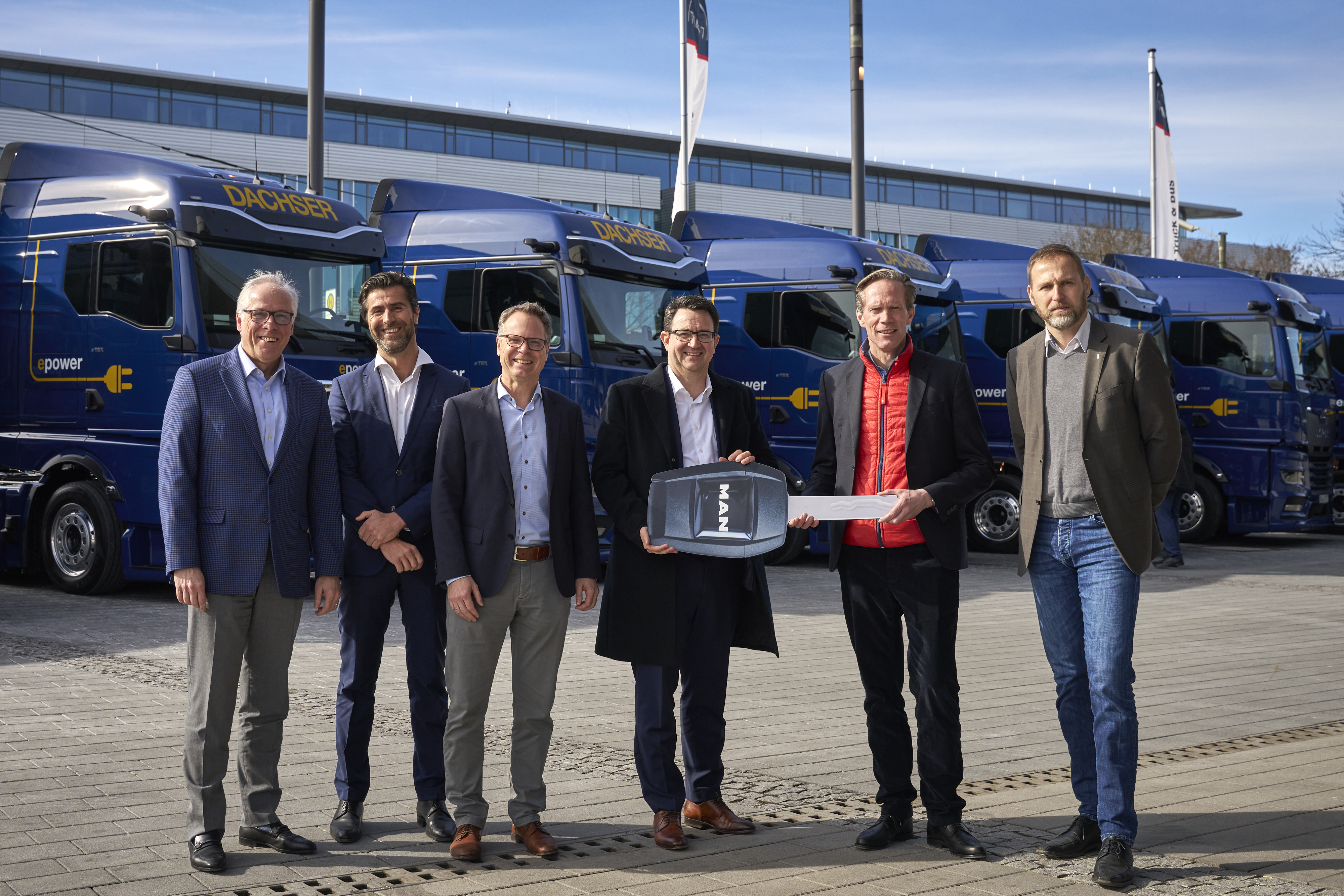 Mehr Laderaum für den emissionsfreien Fernverkehr: Dachser nimmt 12 MAN ...