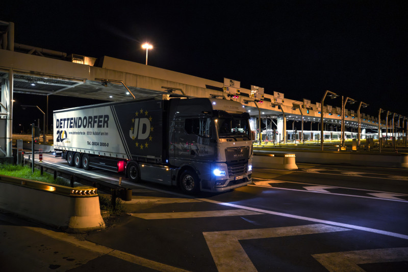 Across the Brenner Pass at night with the MAN eTruck