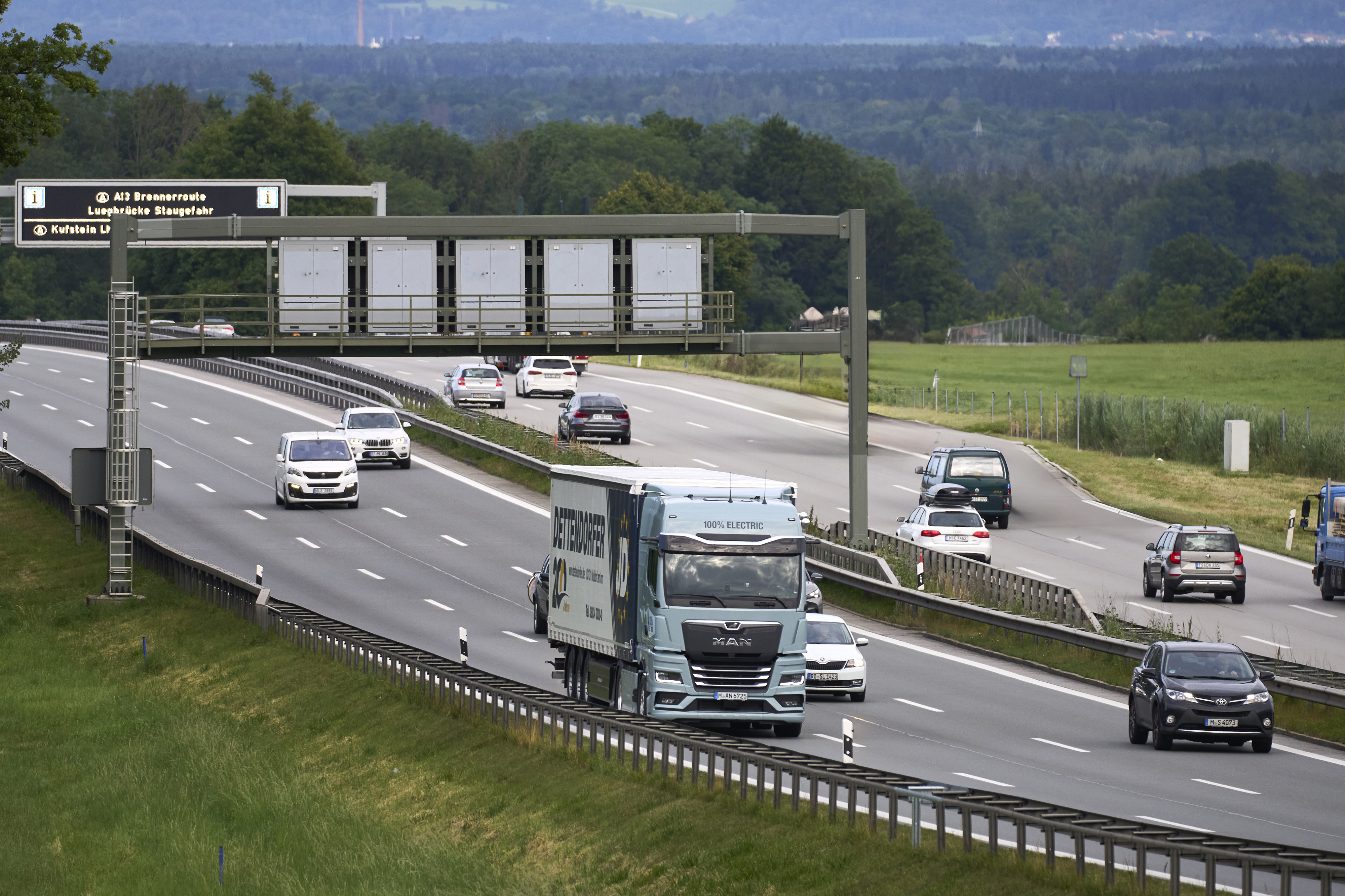 Across the Brenner Pass at night with the MAN eTruck