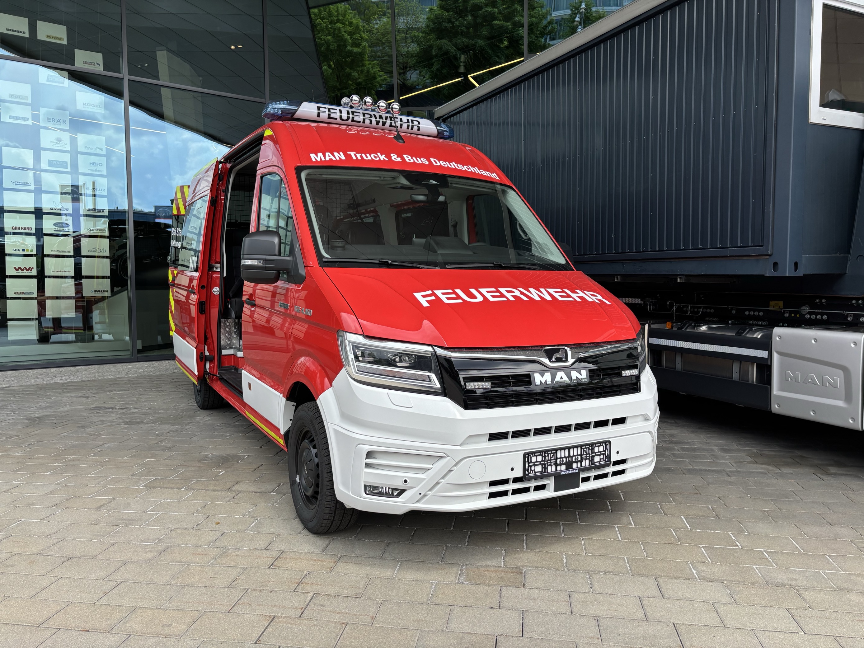 RETTmobil 2025: MAN präsentiert modernste Ambulanz- und Feuerwehrfahrzeuge