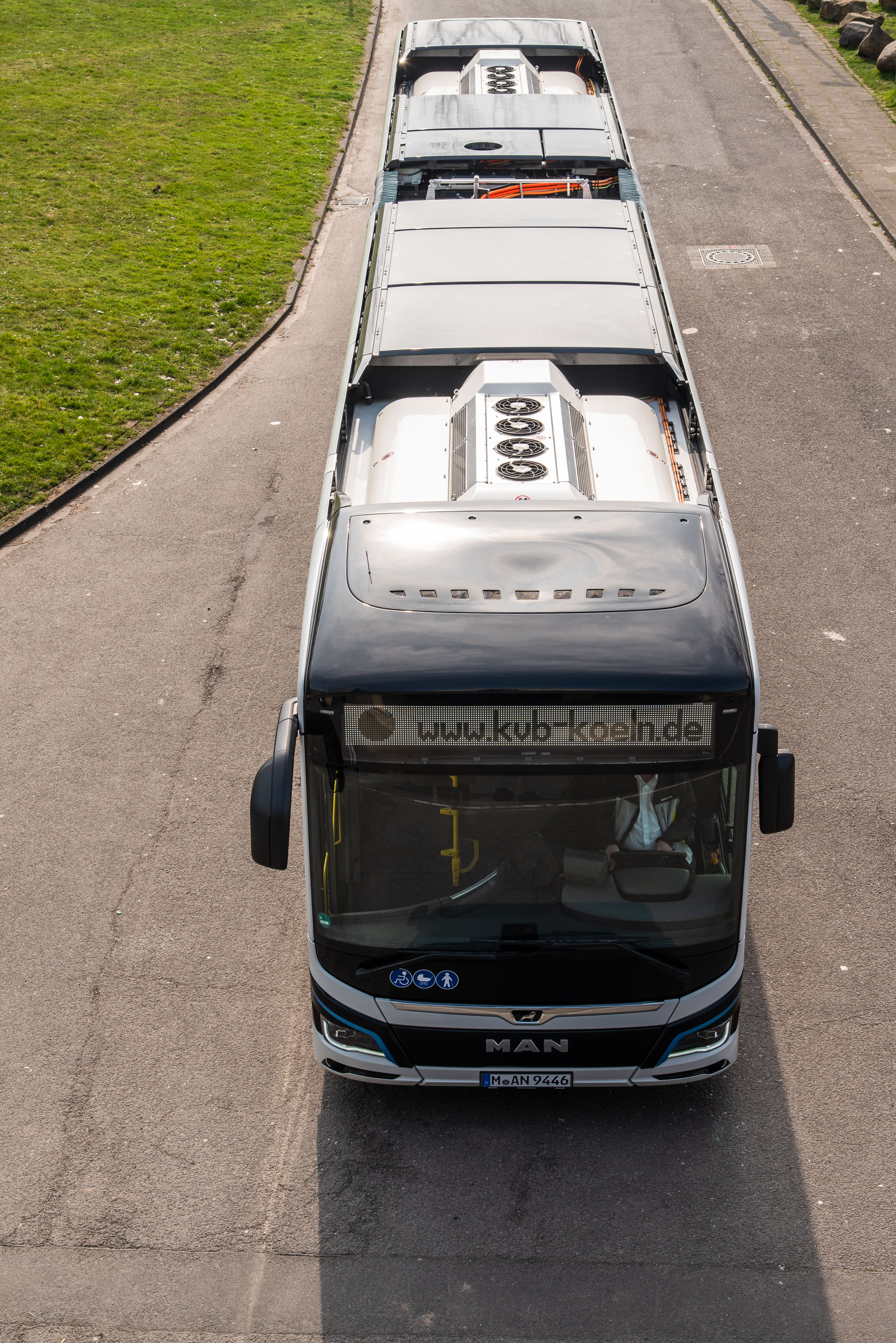 Première: First fully-electric articulated bus from MAN goes into ...