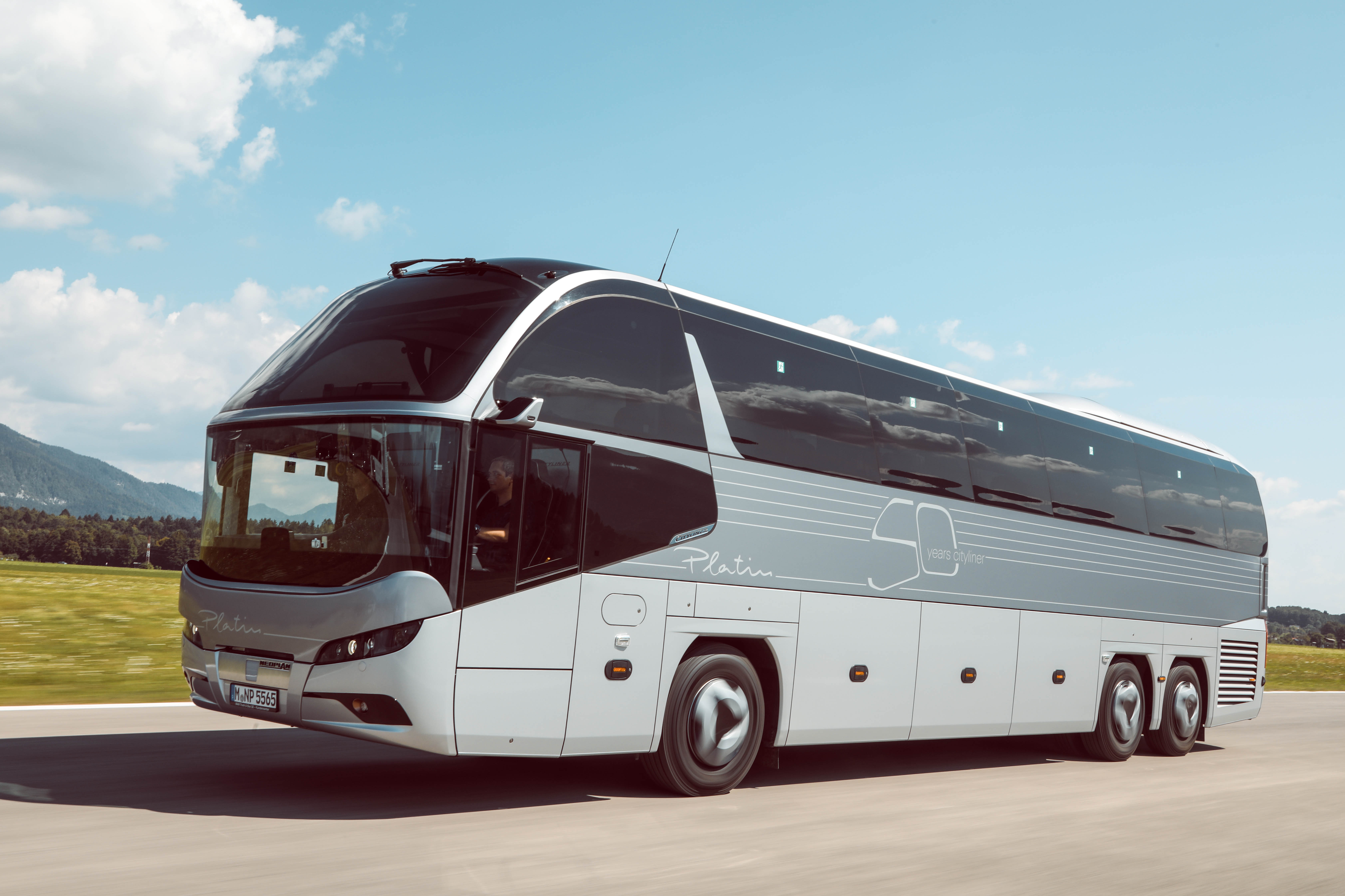 Über 50 Jahre prägend, jetzt als bester Reisebus prämiert: NEOPLAN ...