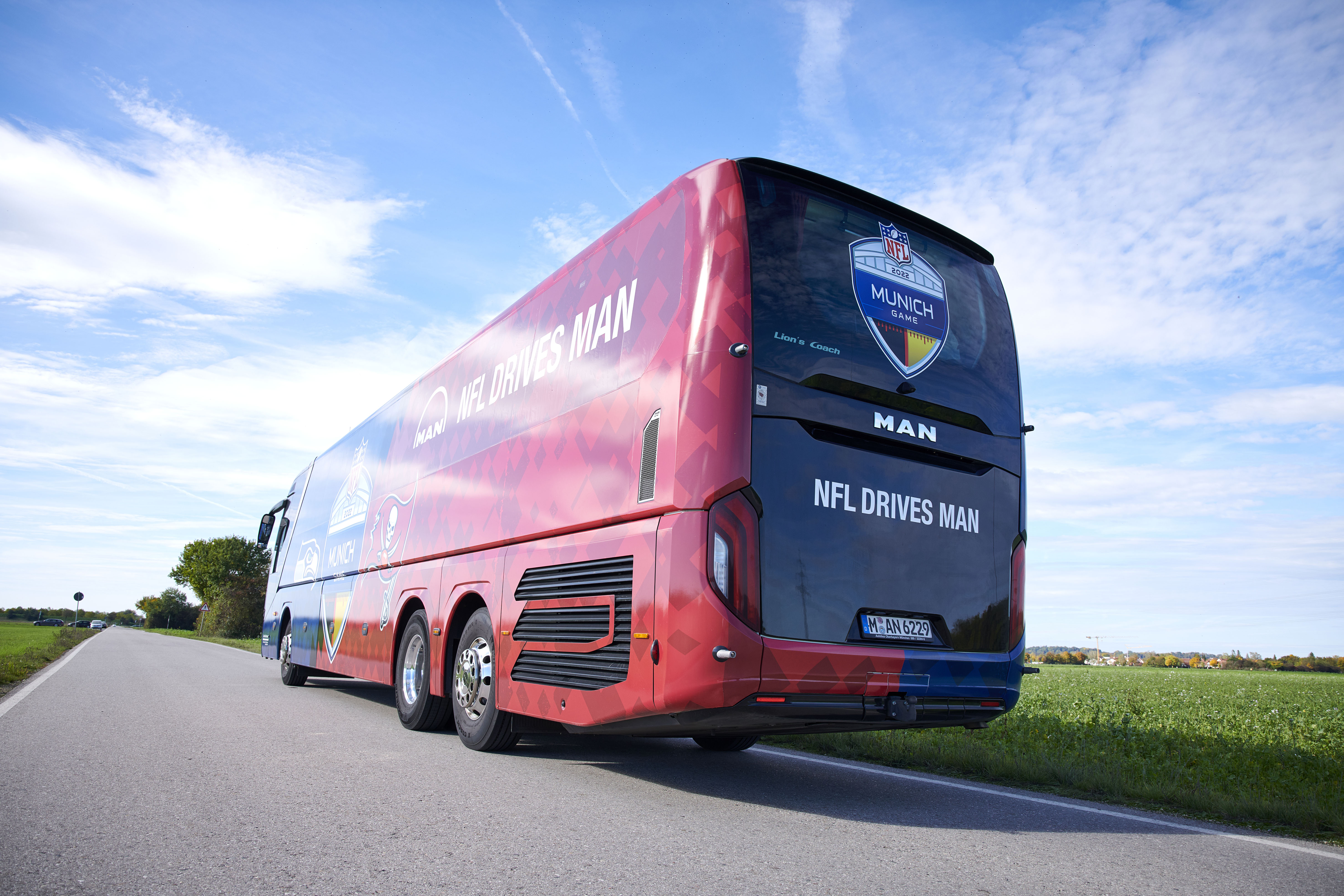 NFL DRIVES MAN! Lion's Coach takes American footballers to Munich's ...