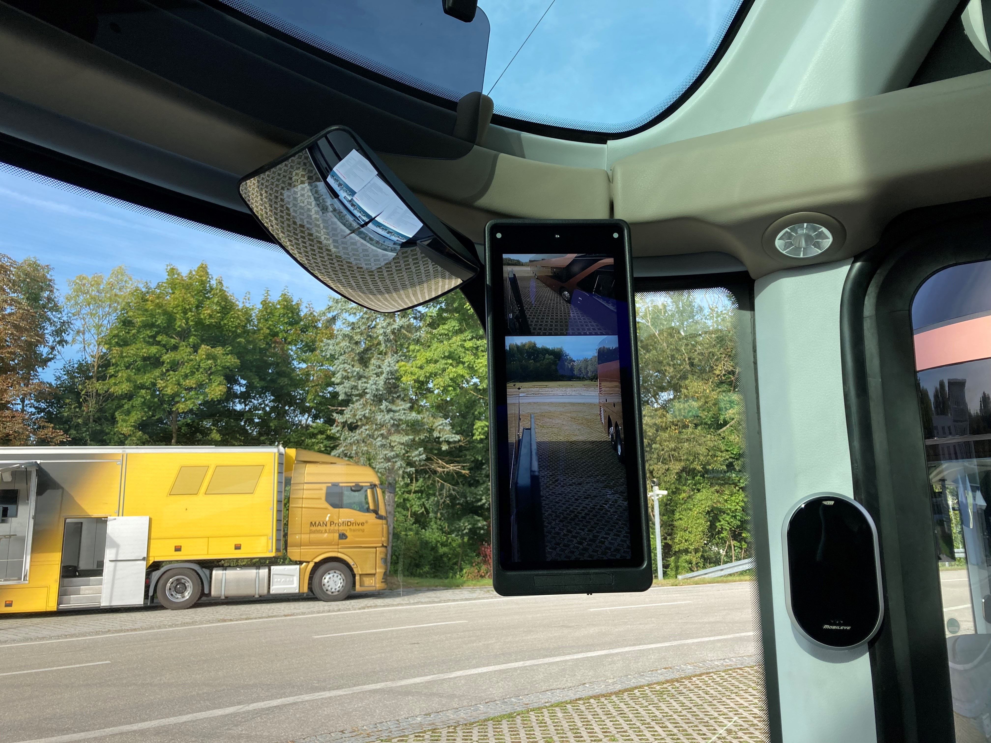 MAN OptiView mirror replacement system now also available for city buses