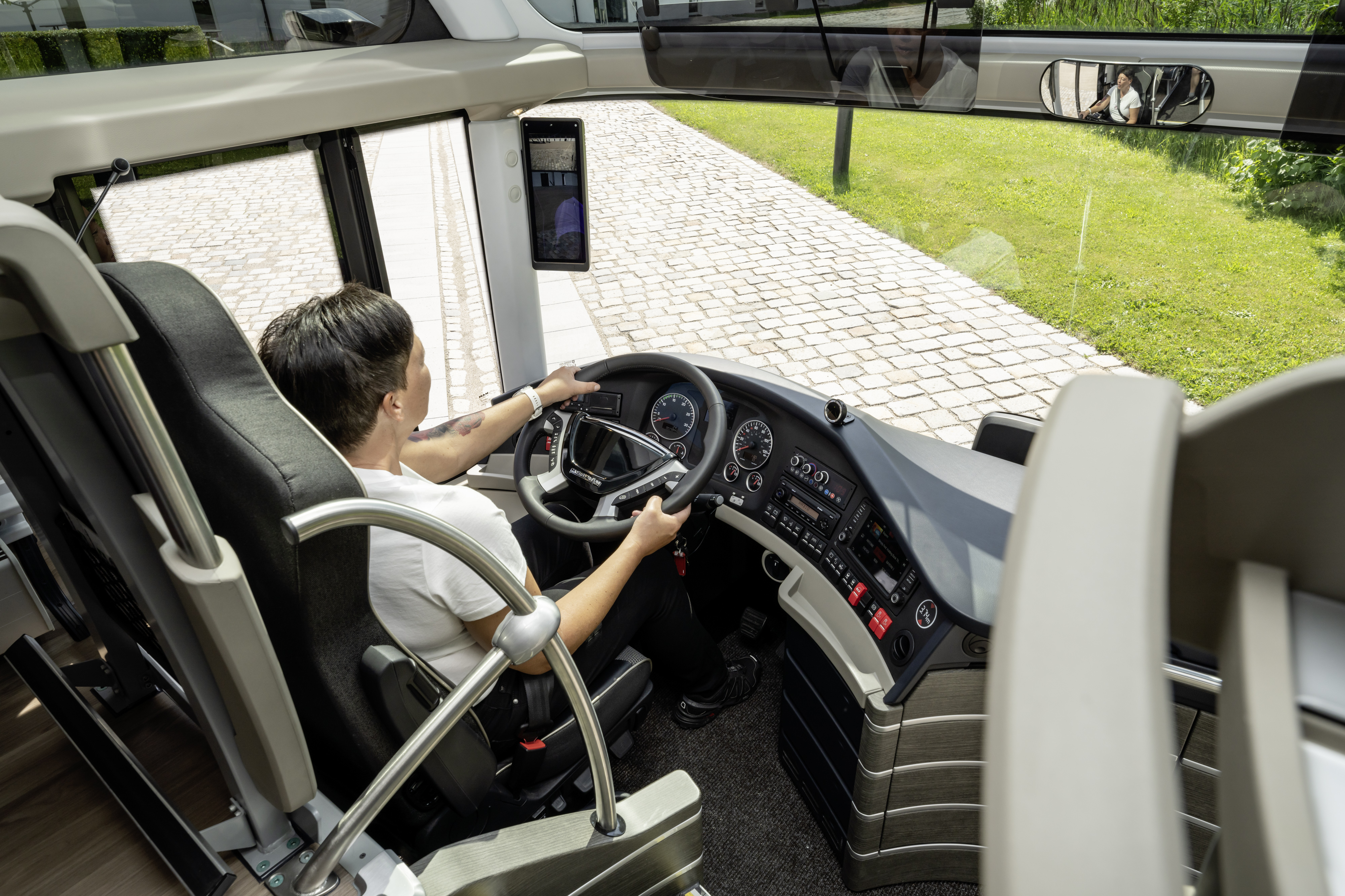 Elegant, timeless, innovative: Special edition NEOPLAN Cityliner ...