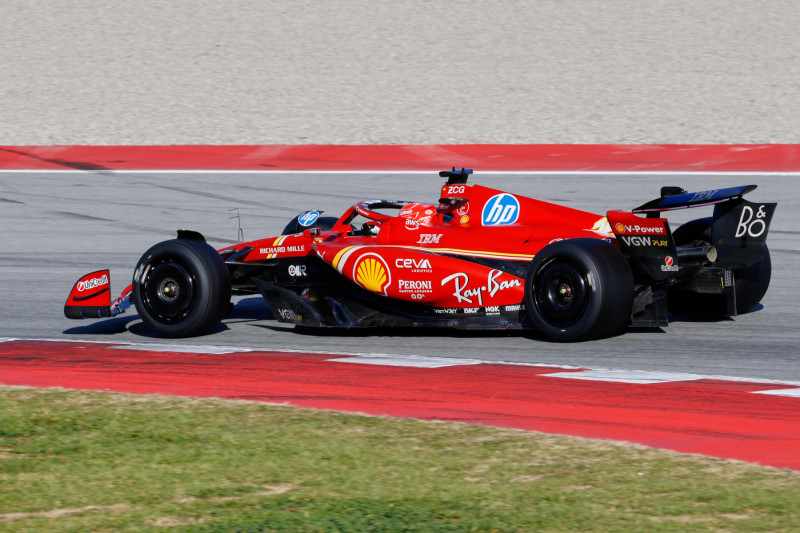 Hamilton se estrena con el SF-24 gracias a Pirelli - MotorTime