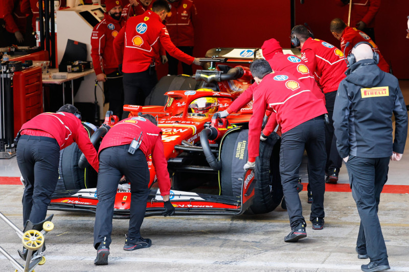 Hamilton se estrena con el SF-24 gracias a Pirelli - MotorTime