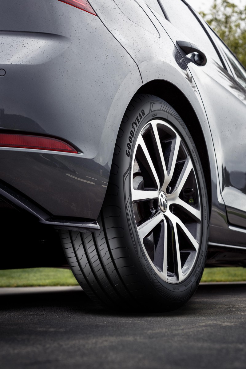 Goodyear vous conduit plus loin avec l’EfficientGrip Performance 2