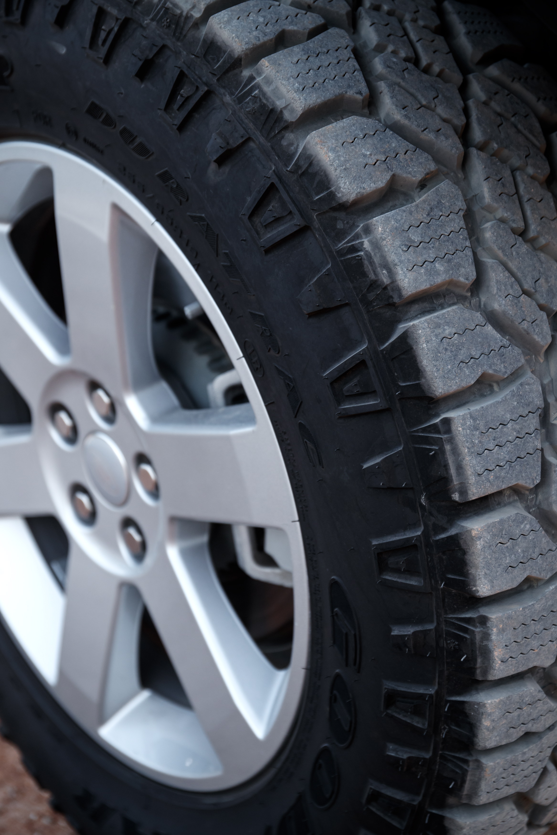 Goodyear will supply two types of 4x4 tyres for the New Land Rover ...