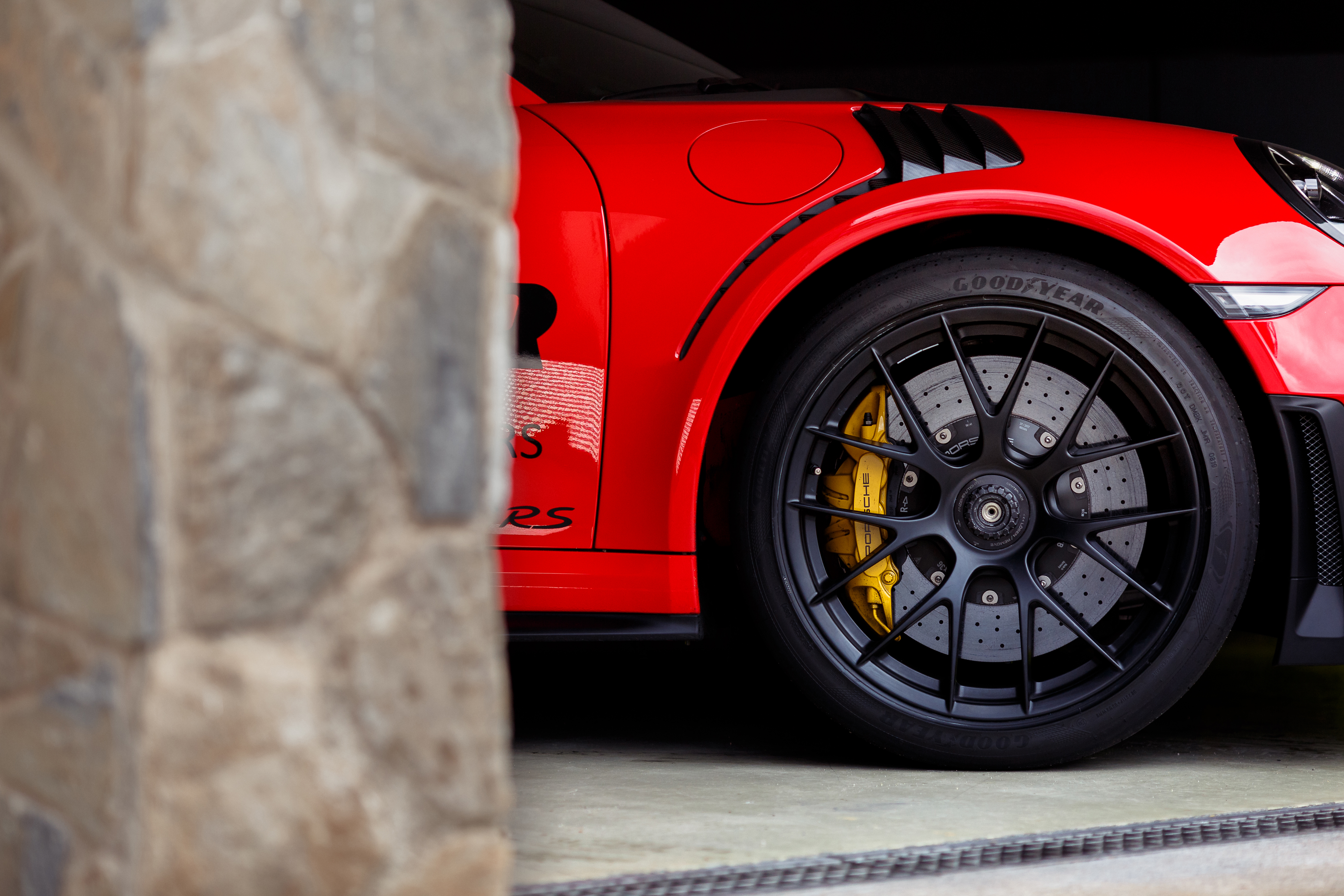Goodyear Eagle F1 SuperSport RS: custom-made tire for Porsche 911 GT2 ...