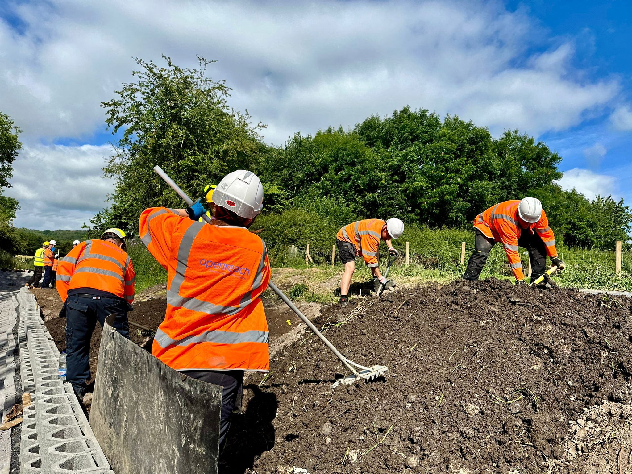 Openreach volunteers bring ‘green skills’ to help restore Welsh waterways