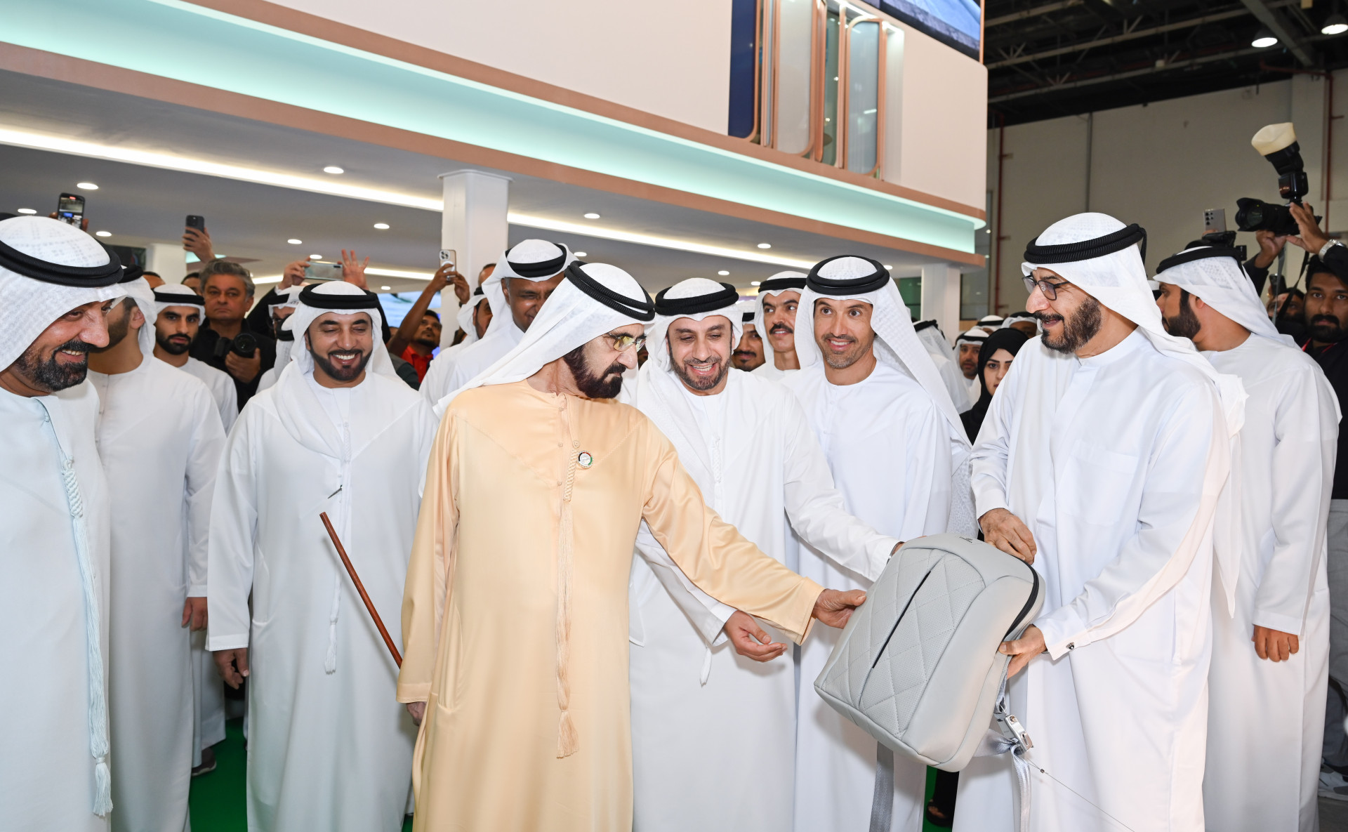 Sheikh Mohammed-at-Emirates-stand_1
