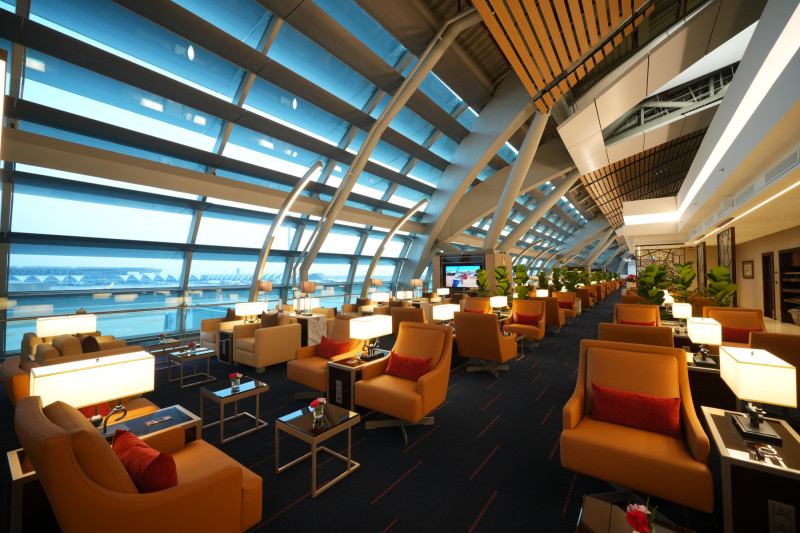 Emirates opens its most expansive lounge, second only to Dubai at ...
