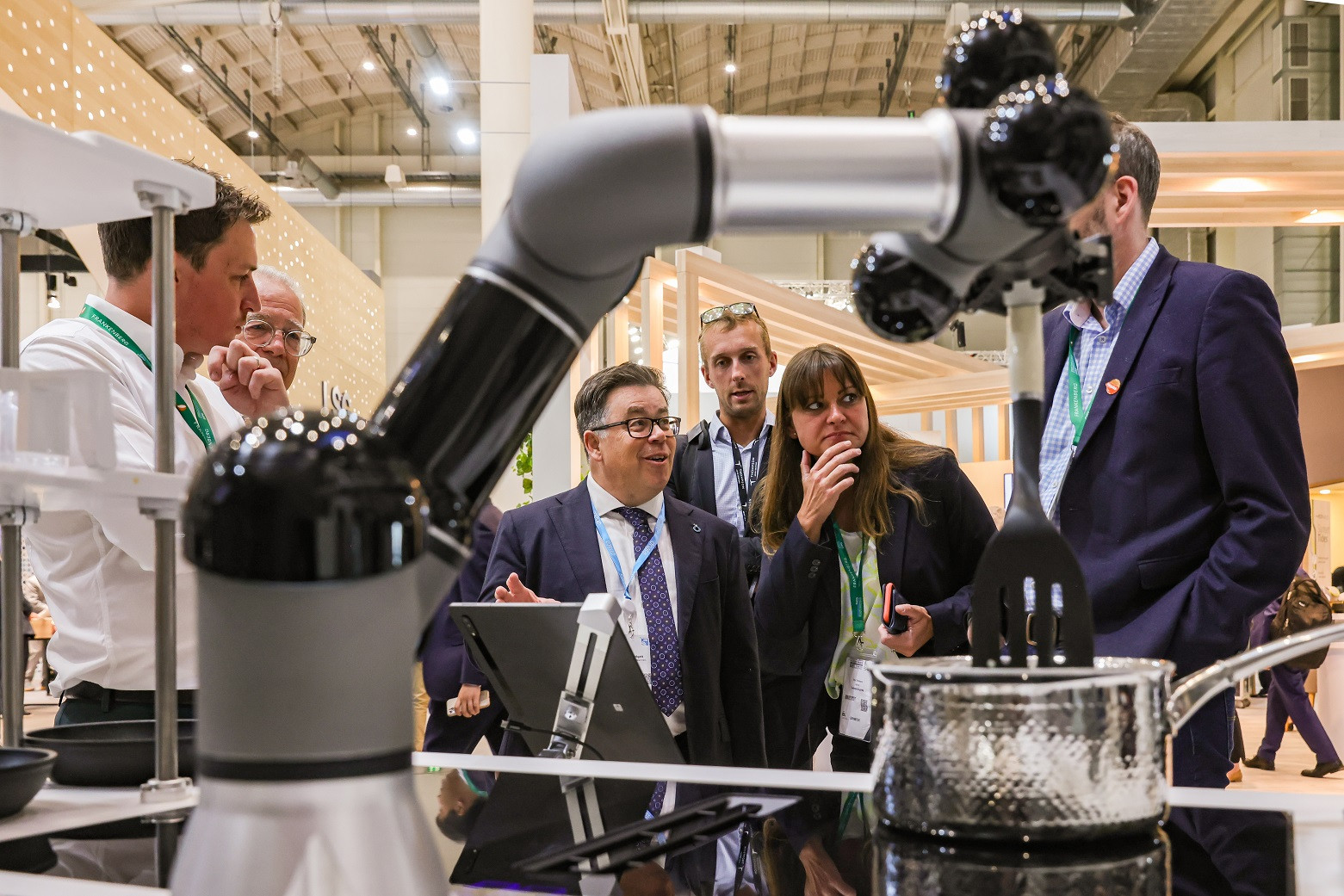 dnata introduces ground-breaking cooking robot at World Travel Catering ...