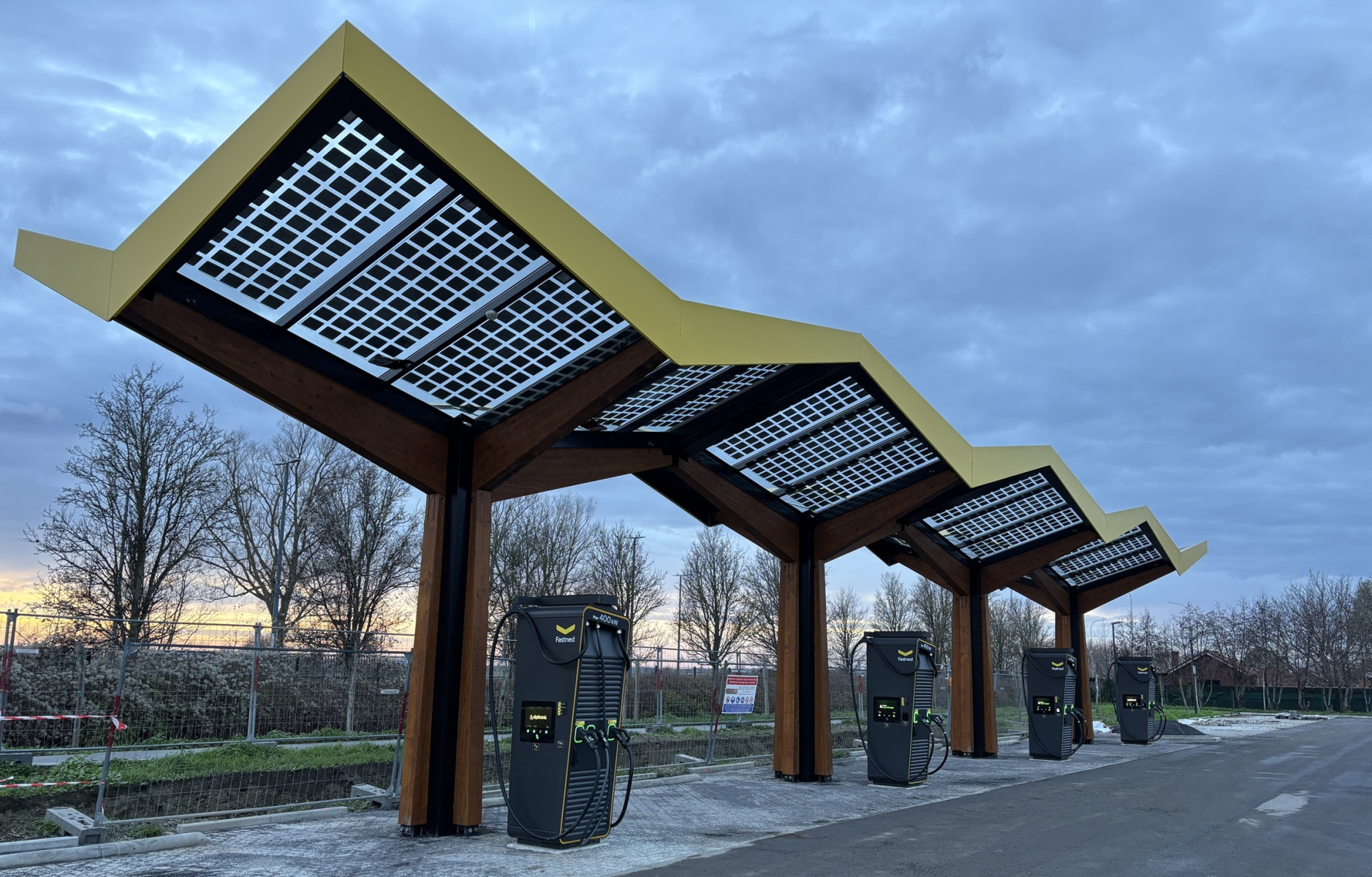 Fastned opent snellaadstation bij E40 in Veurne
