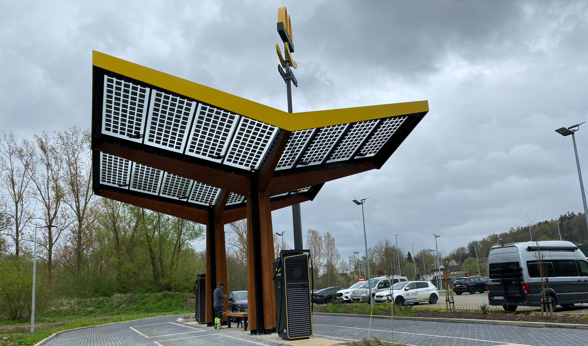 Fastned opent snellaadstation langs E314 in Halen