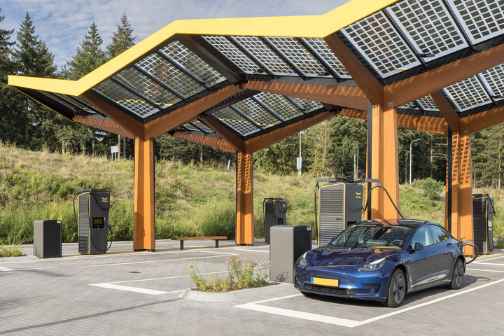Fastned en Enexis werken samen om de druk op het elektriciteitsnet te ...