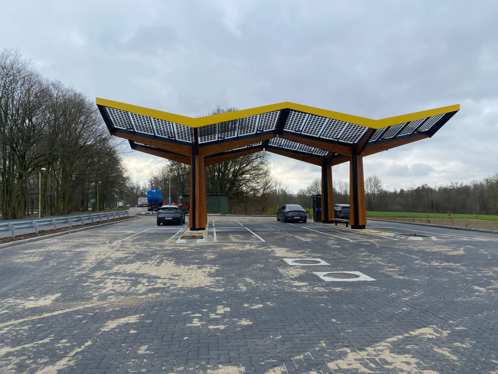 Fastned opent snellaadstation langs E313 in Hoeselt richting Luik