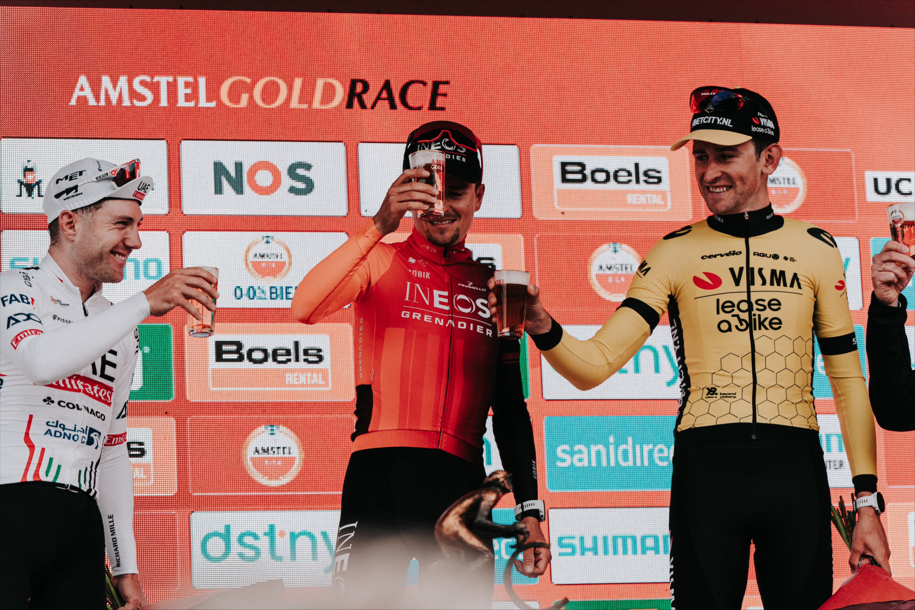 Tom Pidcock weet na tweede en derde plek de Amstel Gold Race te winnen