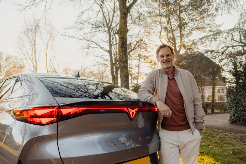 CUPRA versterkt padelambities met Ronald de Boer als padelmerkambassadeur