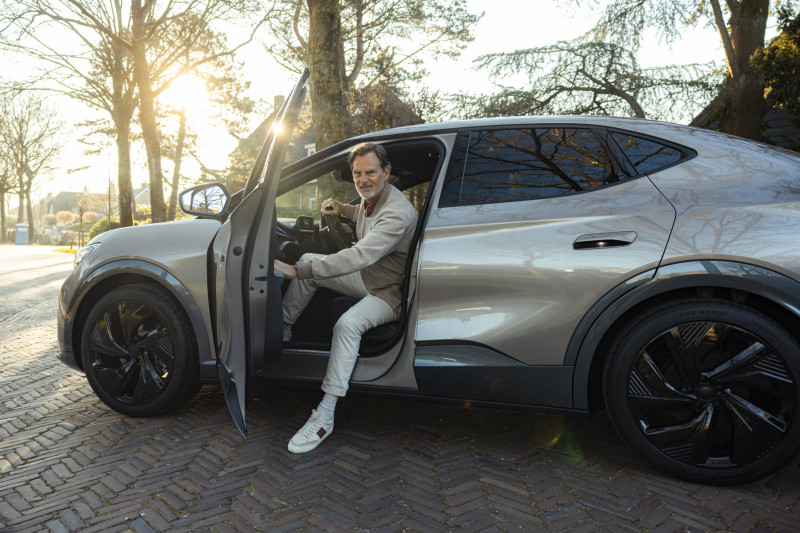 CUPRA versterkt padelambities met Ronald de Boer als padelmerkambassadeur