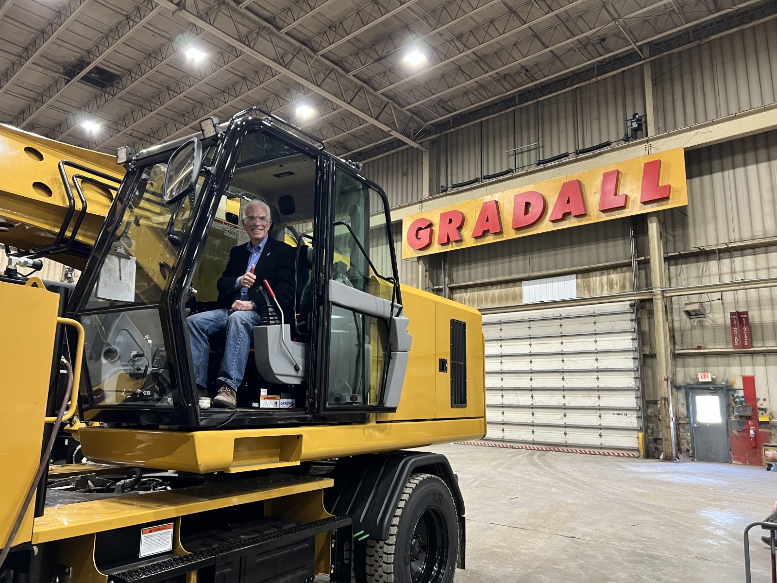 Rep. Bill Johnson Tours Gradall Industries in New Philadelphia