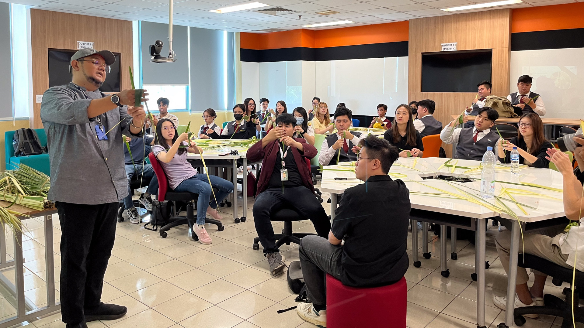 NUS students discover Jakarta's dynamic industries on CFG’s Global Industry Insights course